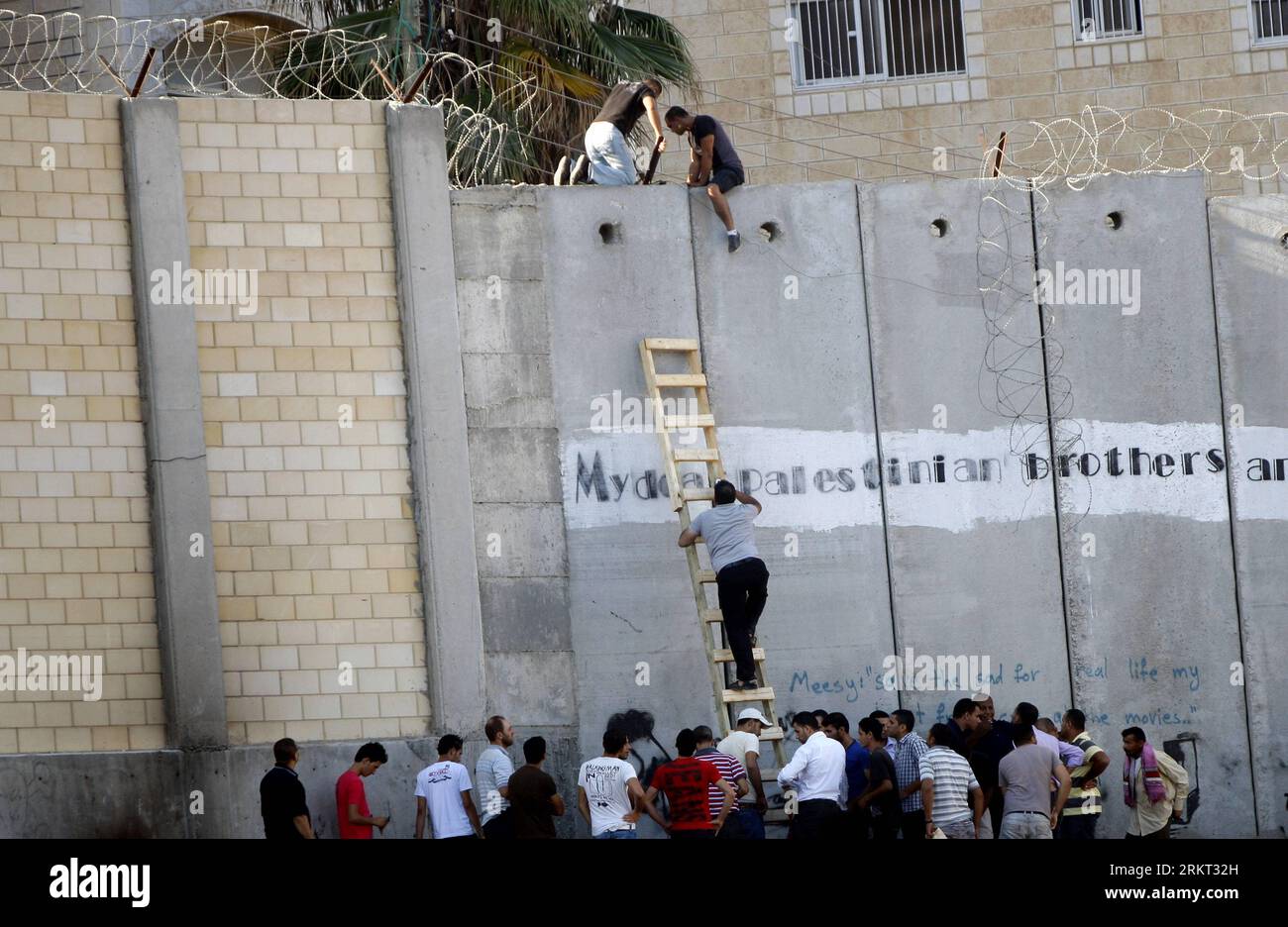 Palestine wall checkpoint hi-res stock photography and images - Alamy