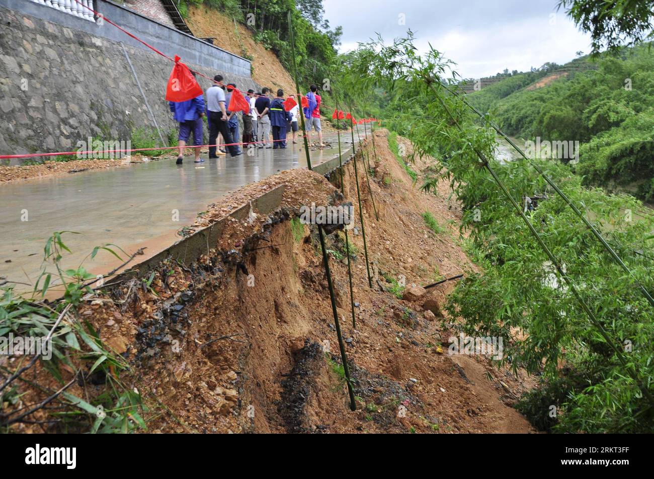 The road embankment hi-res stock photography and images - Alamy