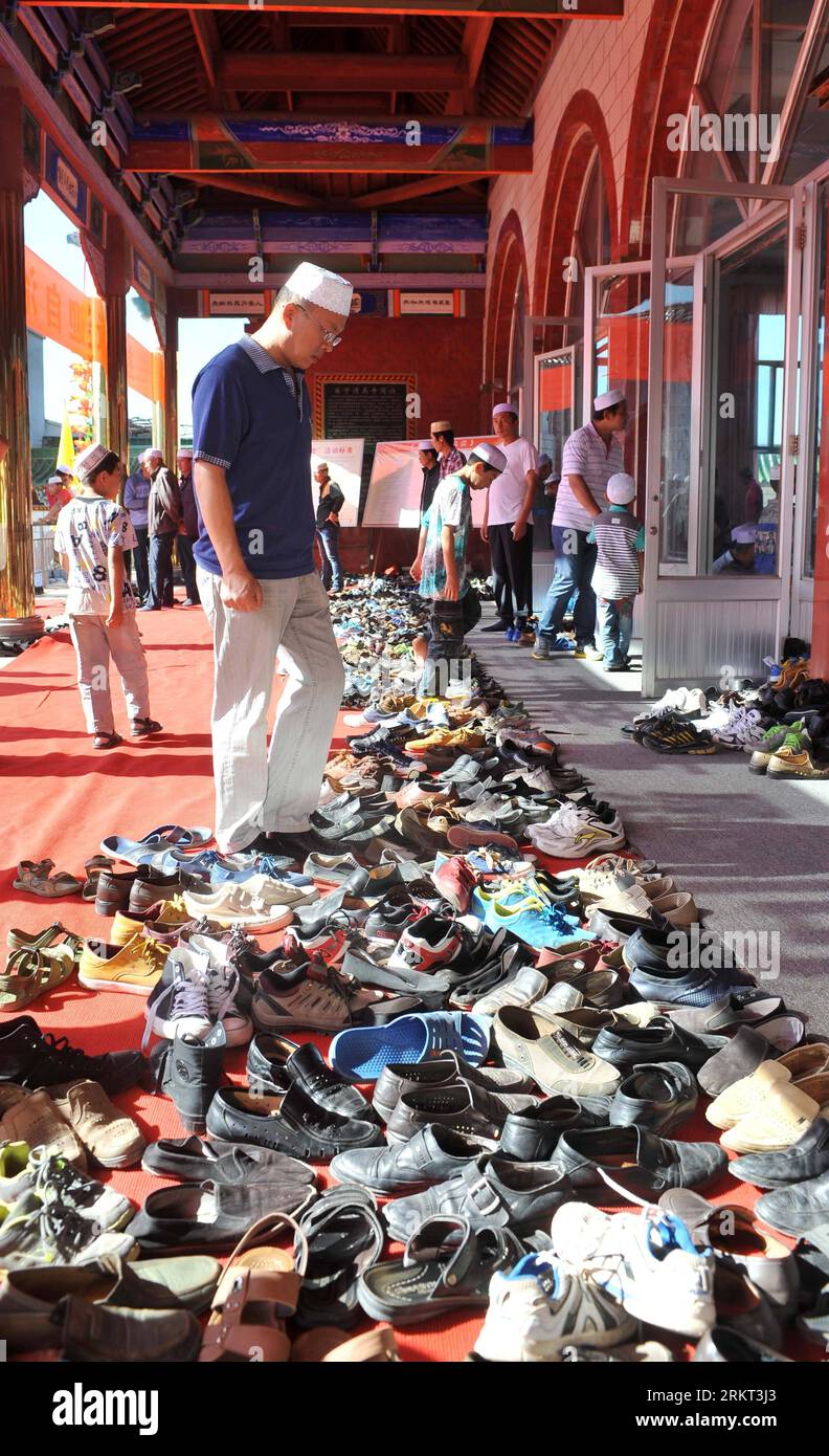 Shoes off door hi-res stock photography and images - Alamy