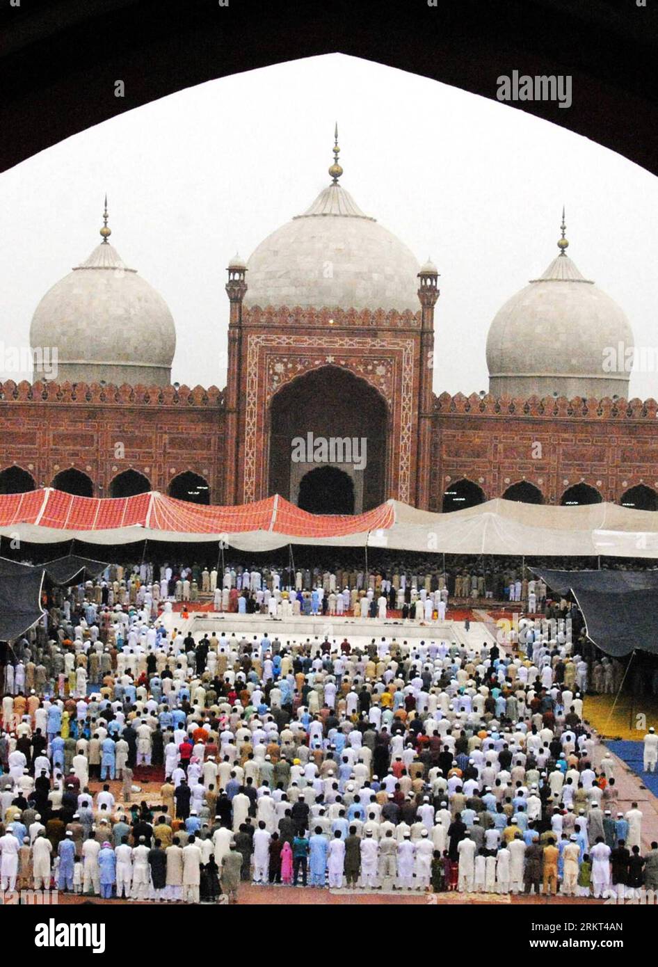 Muslims celebrating eid al fitr family hi-res stock photography and ...