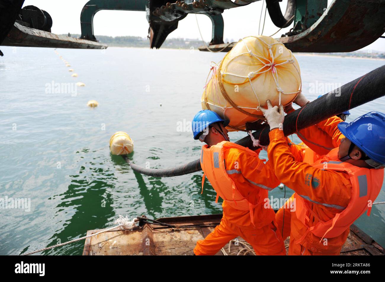 Underwater cable hi-res stock photography and images - Alamy