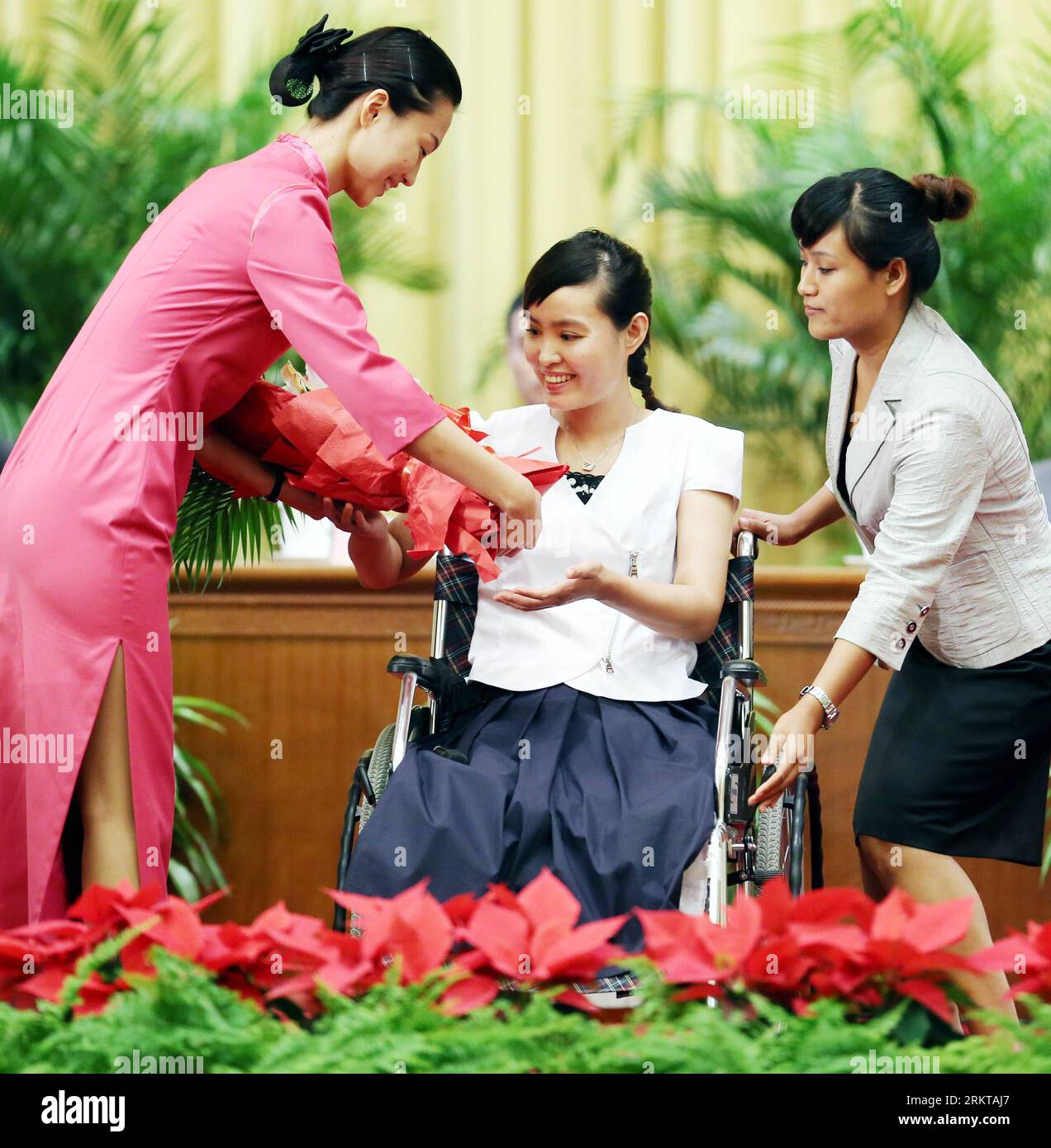 Two story bus hi-res stock photography and images - Alamy