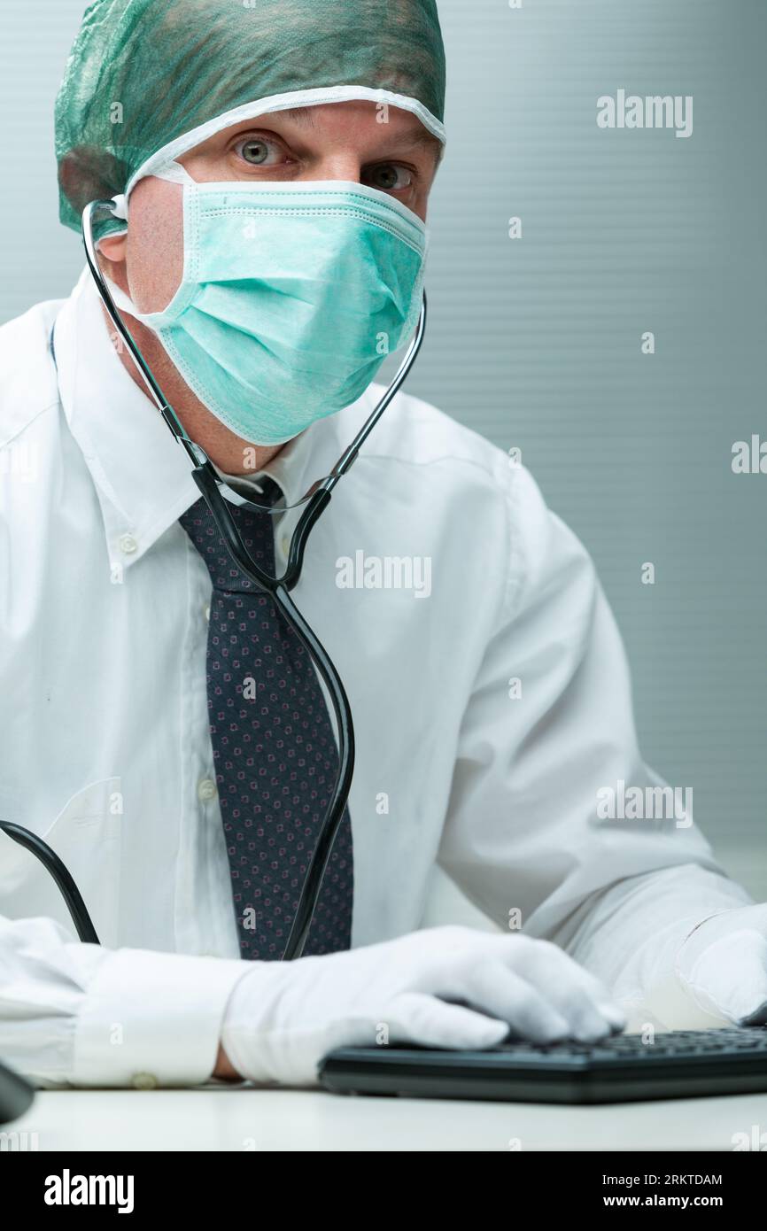 Understanding doctor hi-res stock photography and images - Alamy