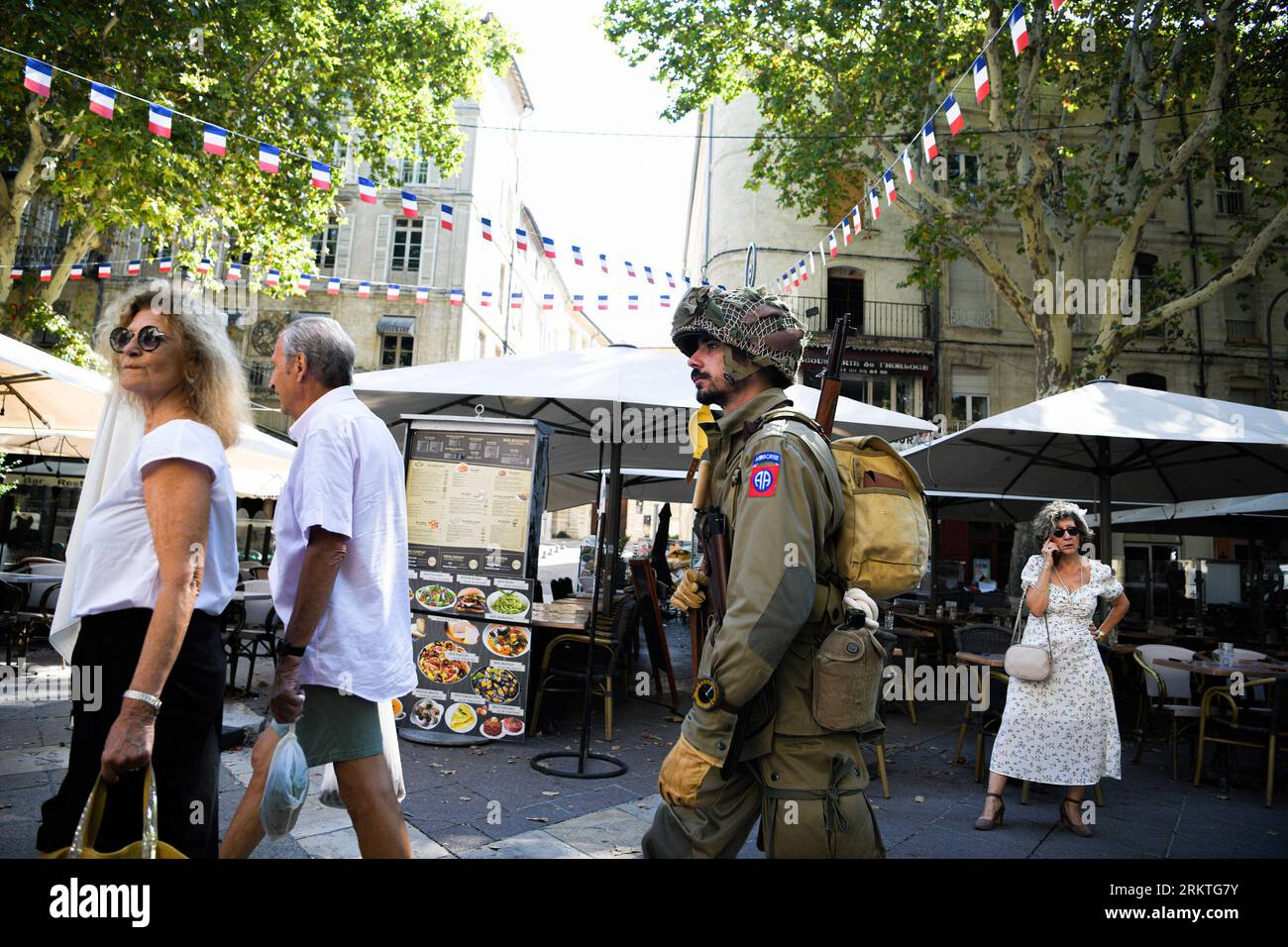 Soldiers walking through town hi-res stock photography and images - Alamy