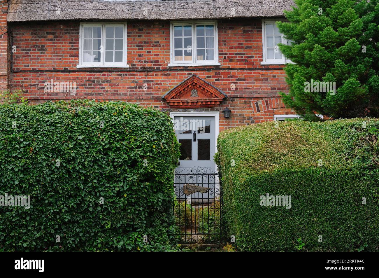 Thatched house in the rural village of Urchfont, Wiltshire, UK Stock ...