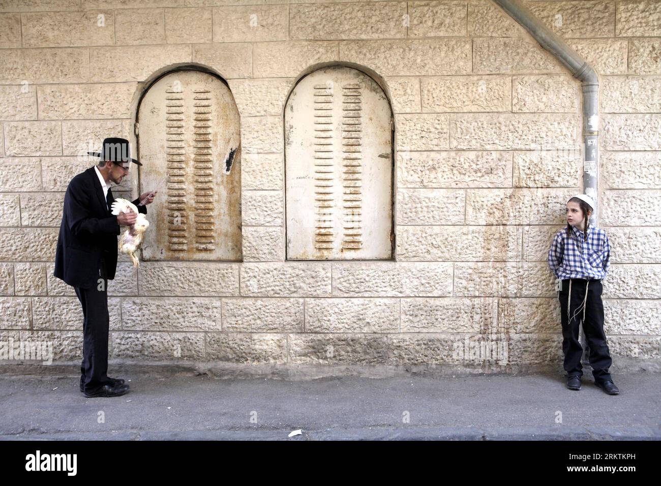 Kapparot ritual hi-res stock photography and images - Alamy