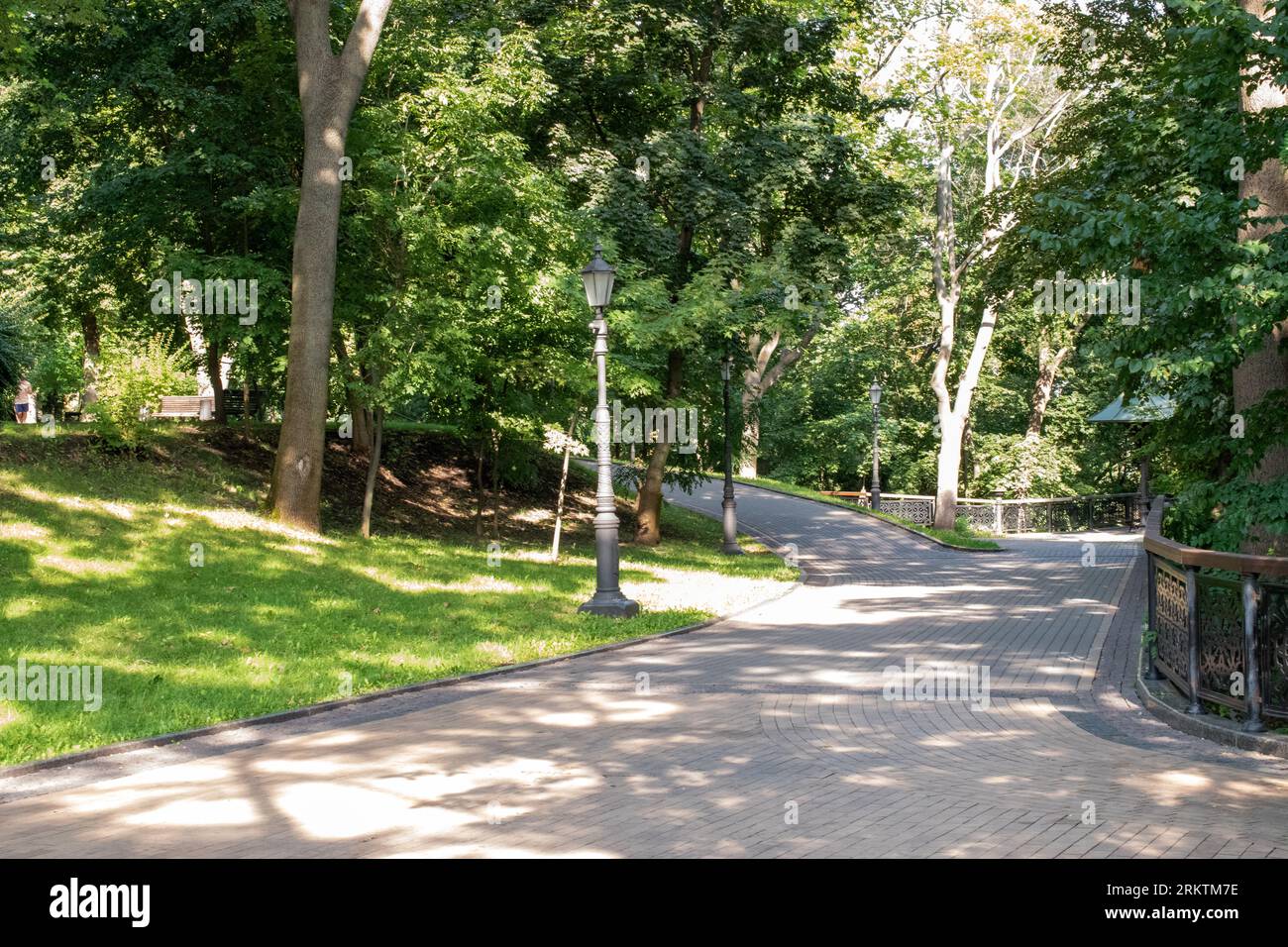 Summer green park inside the city Stock Photo - Alamy