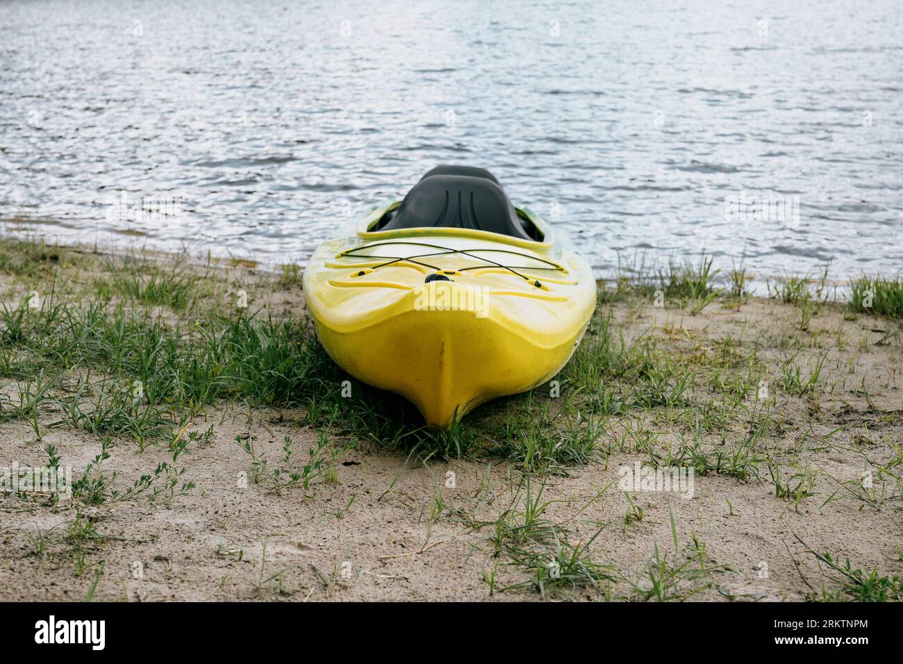 Single canoe hi-res stock photography and images - Alamy