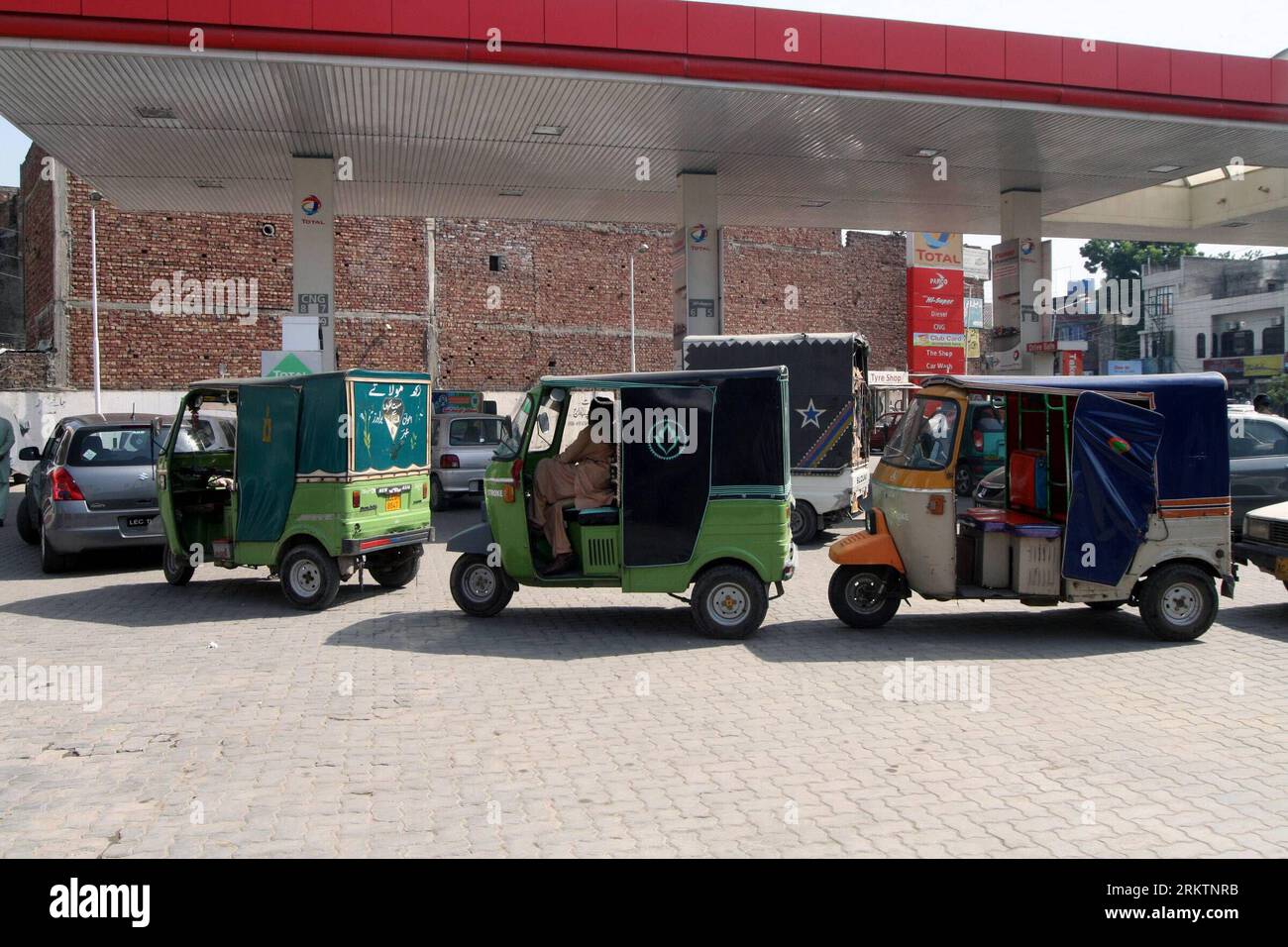 Pakistan gas hi-res stock photography and images - Alamy