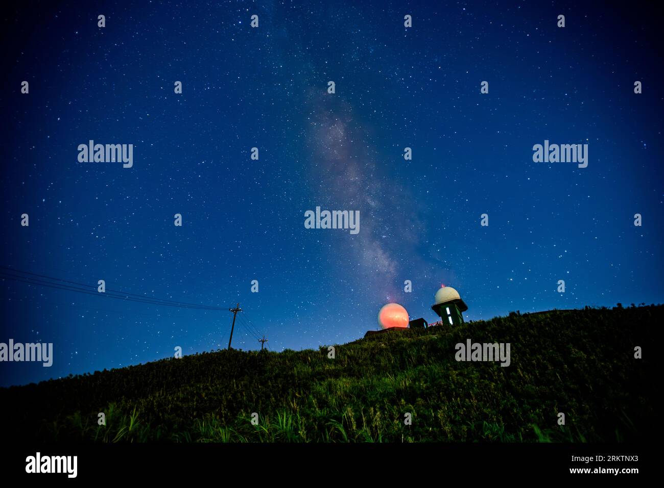 Milky Way: Watch the night view of the starry sky. The radome glows red ...