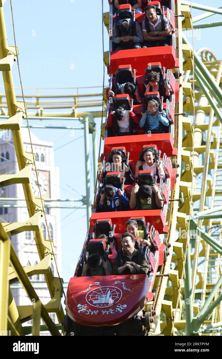 Freizeitpark achterbahn hi-res stock photography and images - Alamy