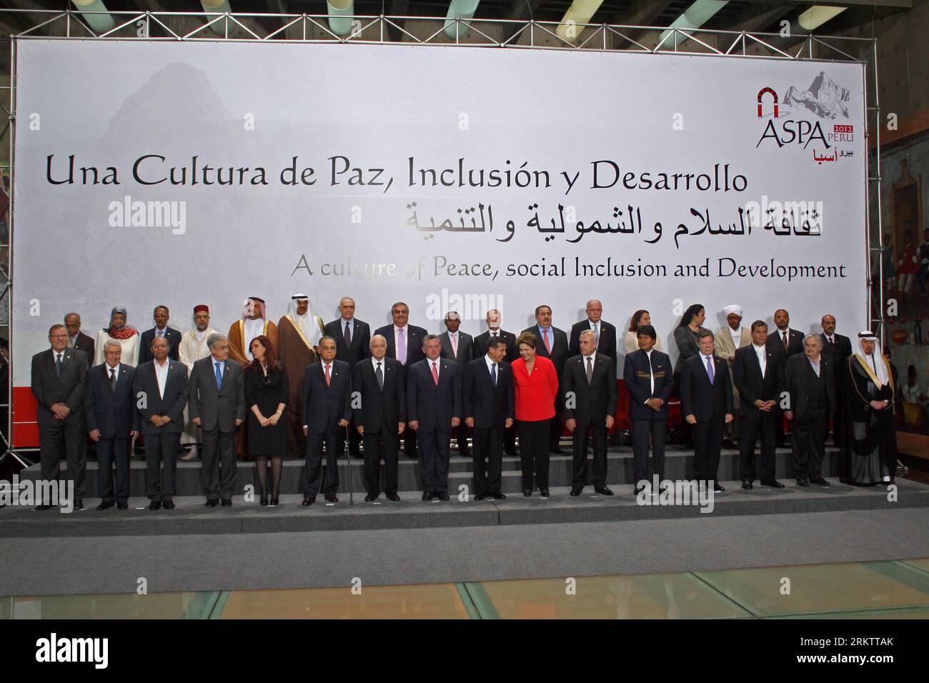 Heads state government pose group hi-res stock photography and images ...