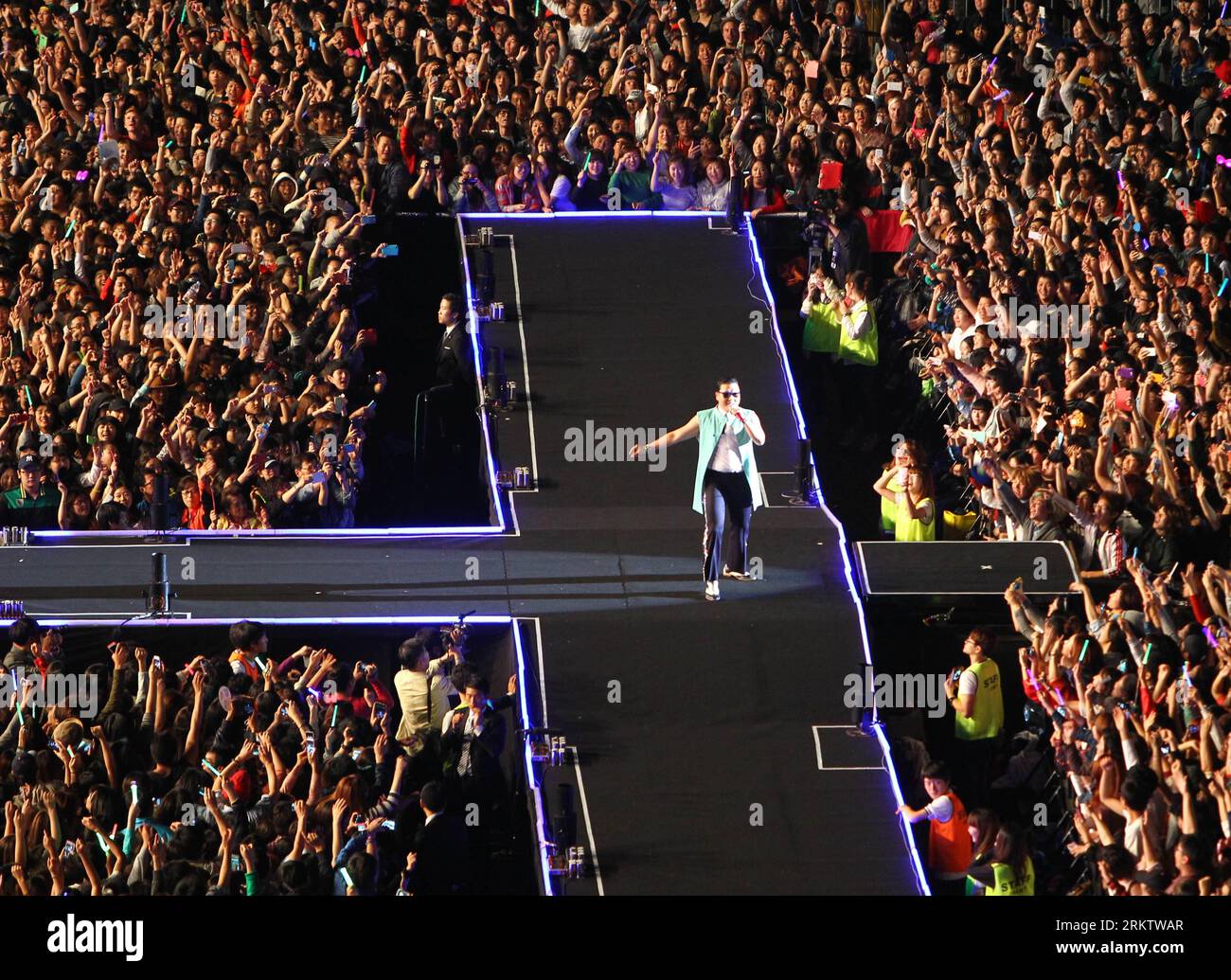 Korean fans gangnam style hi-res stock photography and images - Alamy