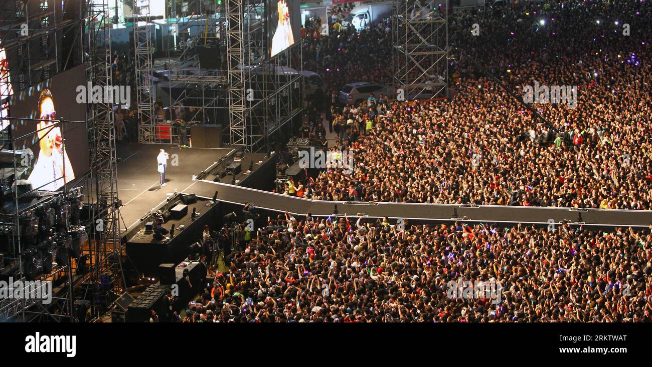 Korean fans gangnam style hi-res stock photography and images - Alamy