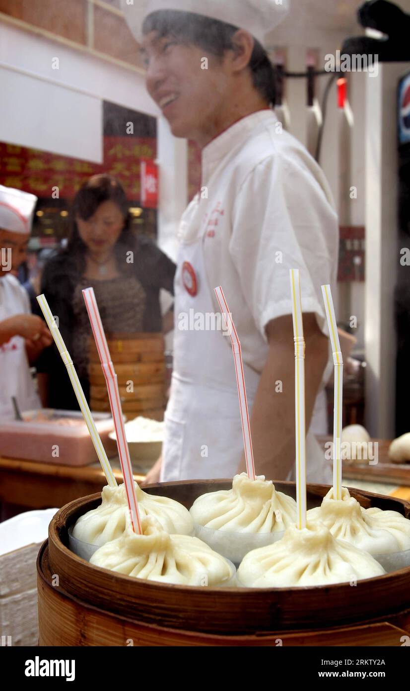 Bildnummer: 58567227 Datum: 09.10.2012 Copyright: imago/Xinhua A cook ...