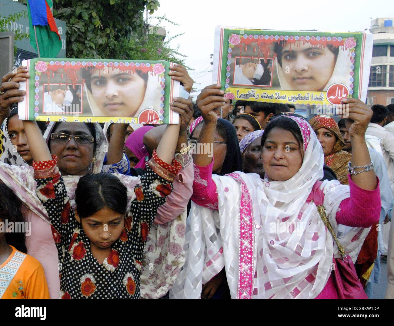 Pakistan school bus hi-res stock photography and images - Alamy