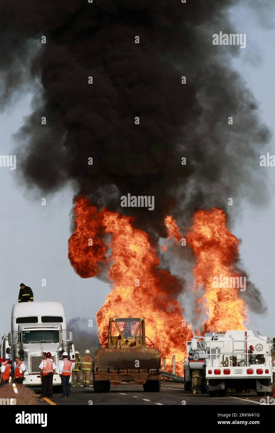 Pemex gas fire hi-res stock photography and images - Alamy