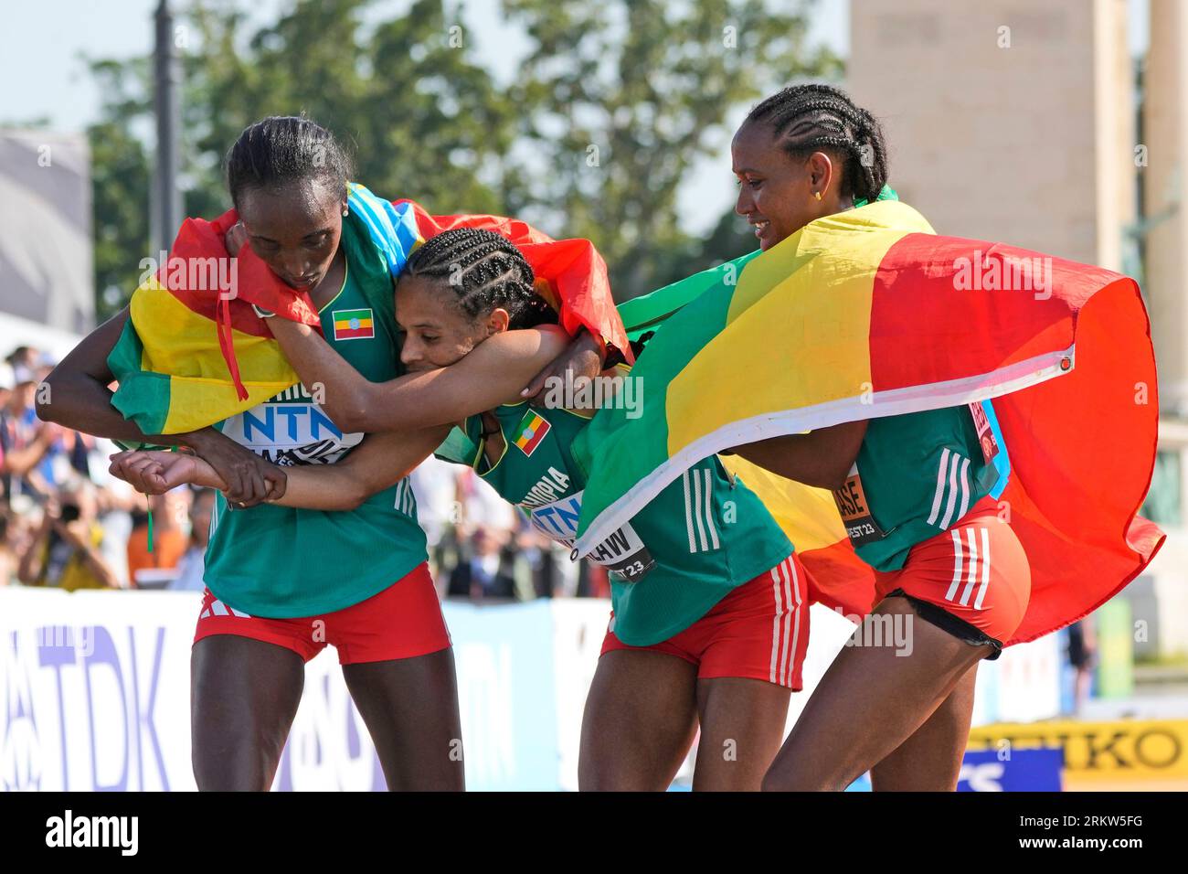 First place winner Amane Beriso Shankule, left, and runner up Gotytom ...