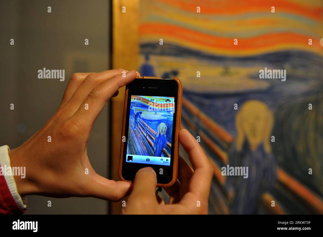 121024 -- NEW YORK, Oct. 24, 2012 Xinhua -- A visitor takes pictures of ...