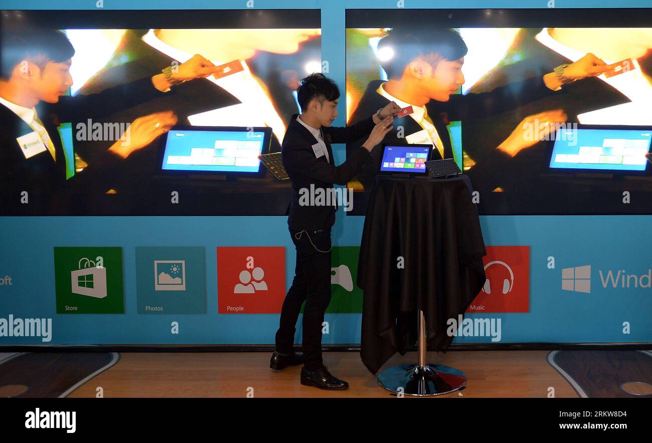 Microsoft windows 10 launch hi-res stock photography and images - Alamy