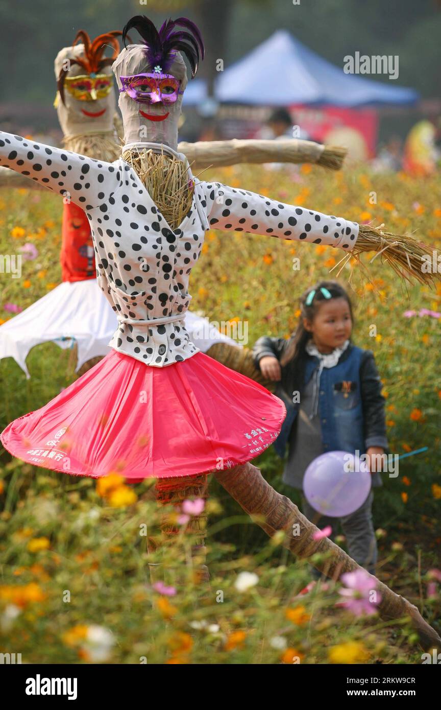 Diy scarecrow making hi-res stock photography and images - Alamy