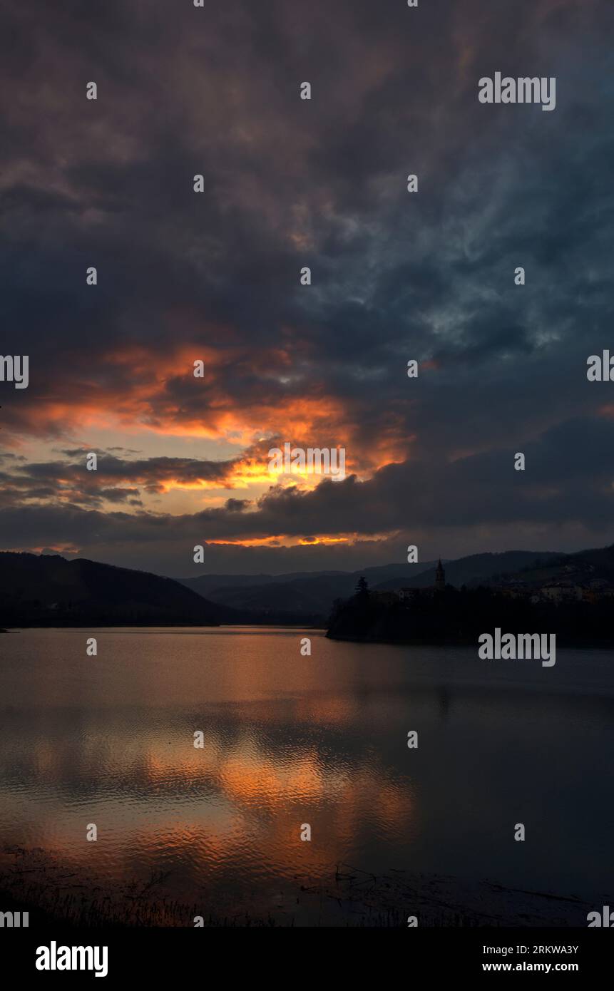 tramonto sul lago di Mercatale Stock Photo - Alamy