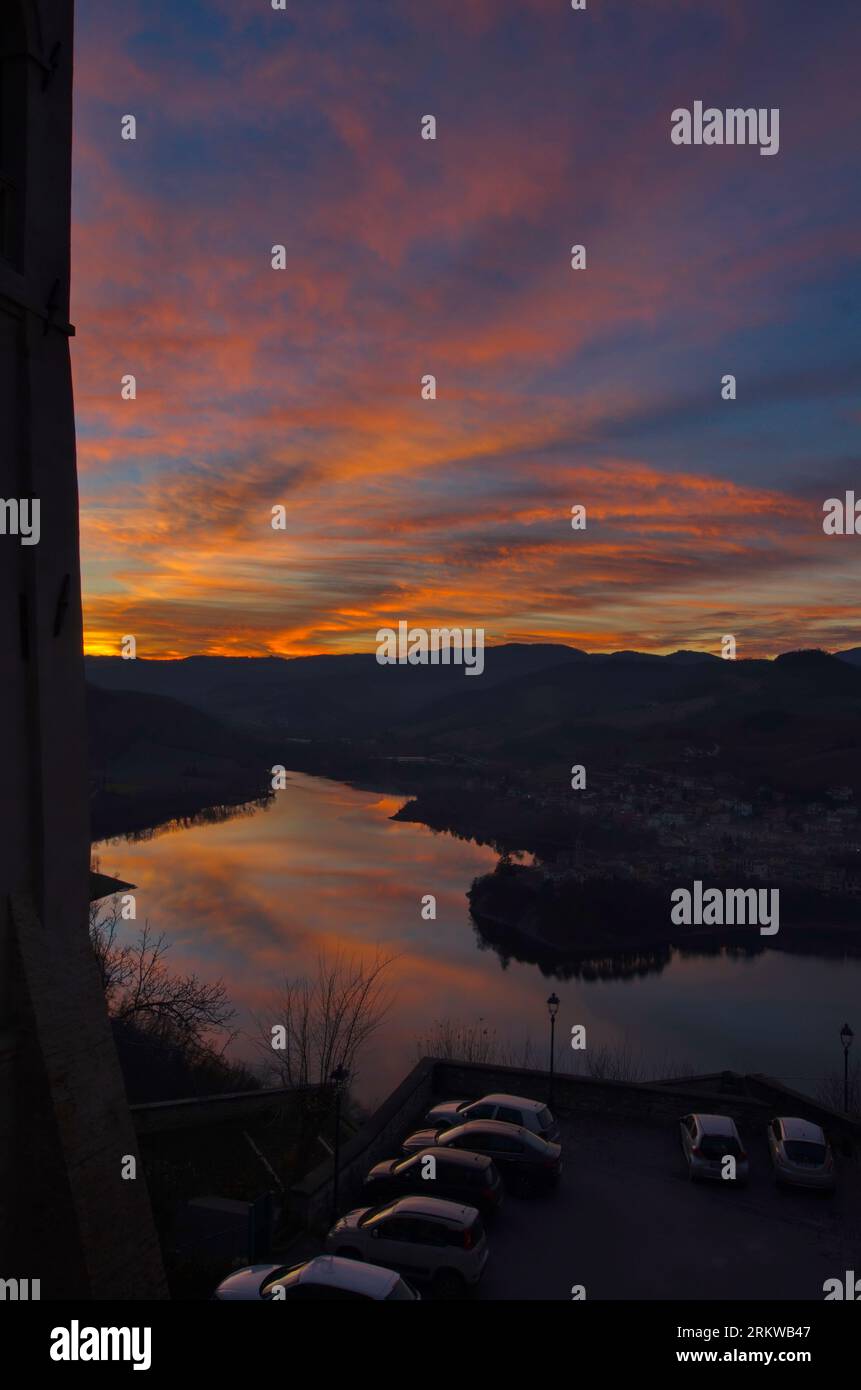 vista sul lago di Mercatale al tramonto Stock Photo - Alamy