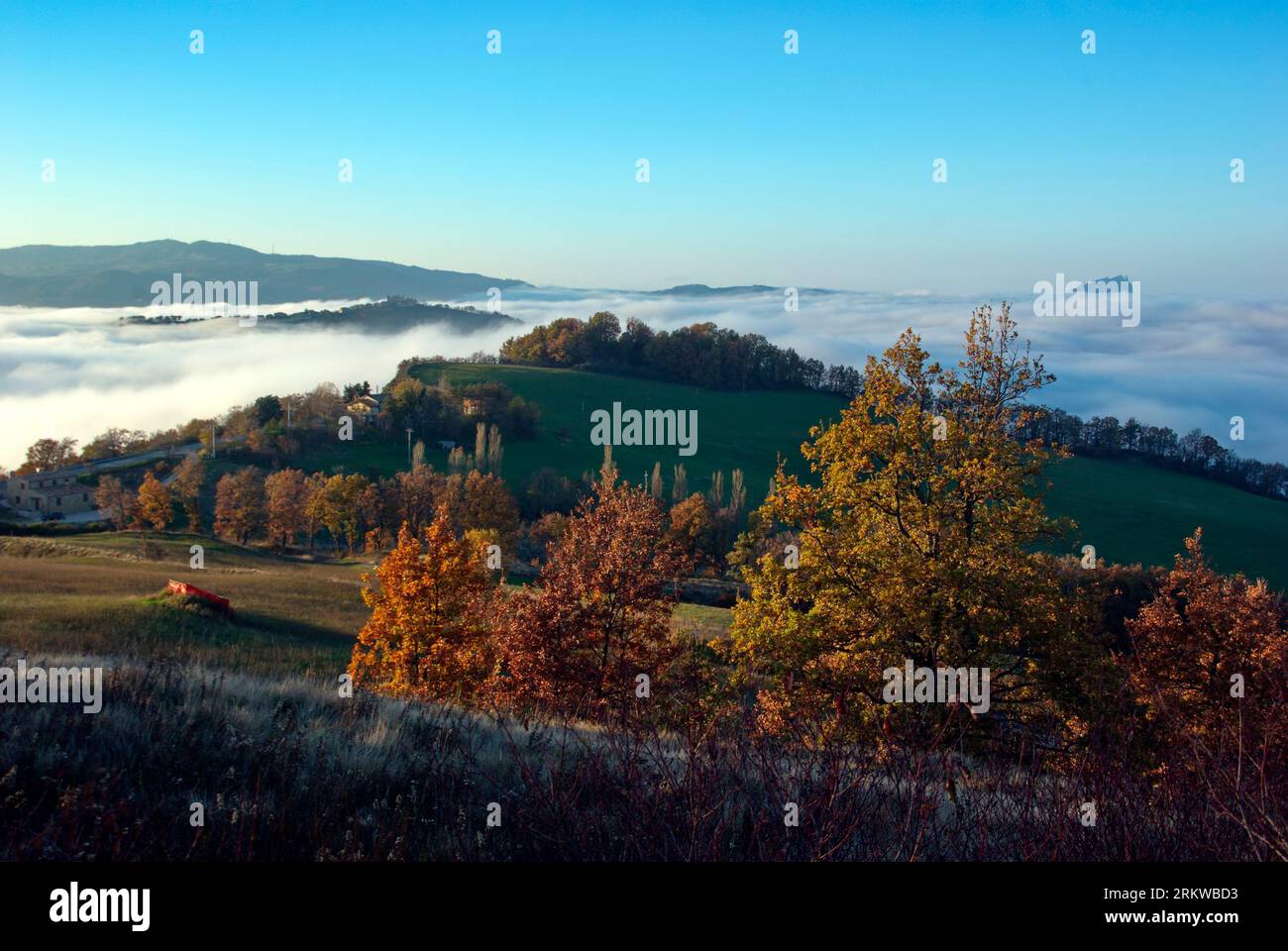 nebbia autunnale con veduta di San Marino Stock Photo - Alamy