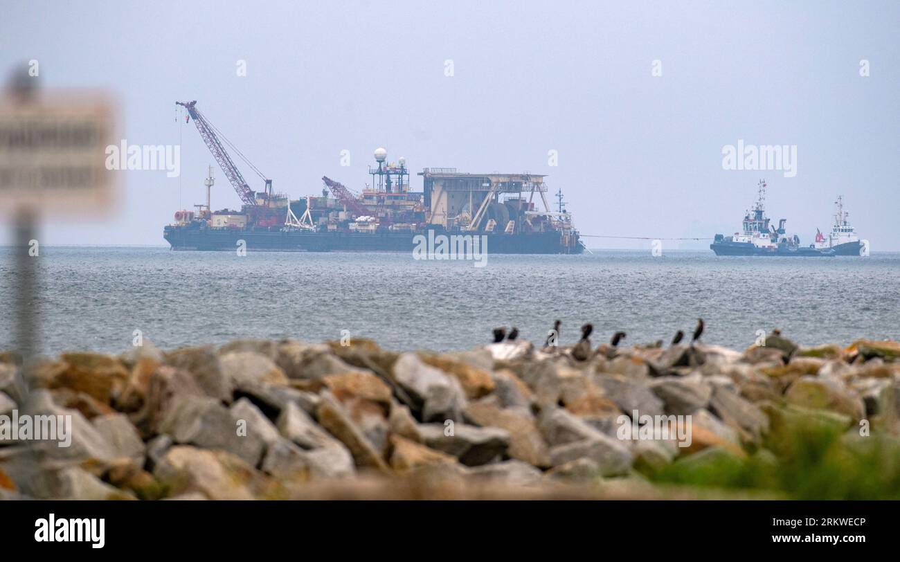 Mukran, Germany. 26th Aug, 2023. The "Castoro 10" (l) lies outside the ...