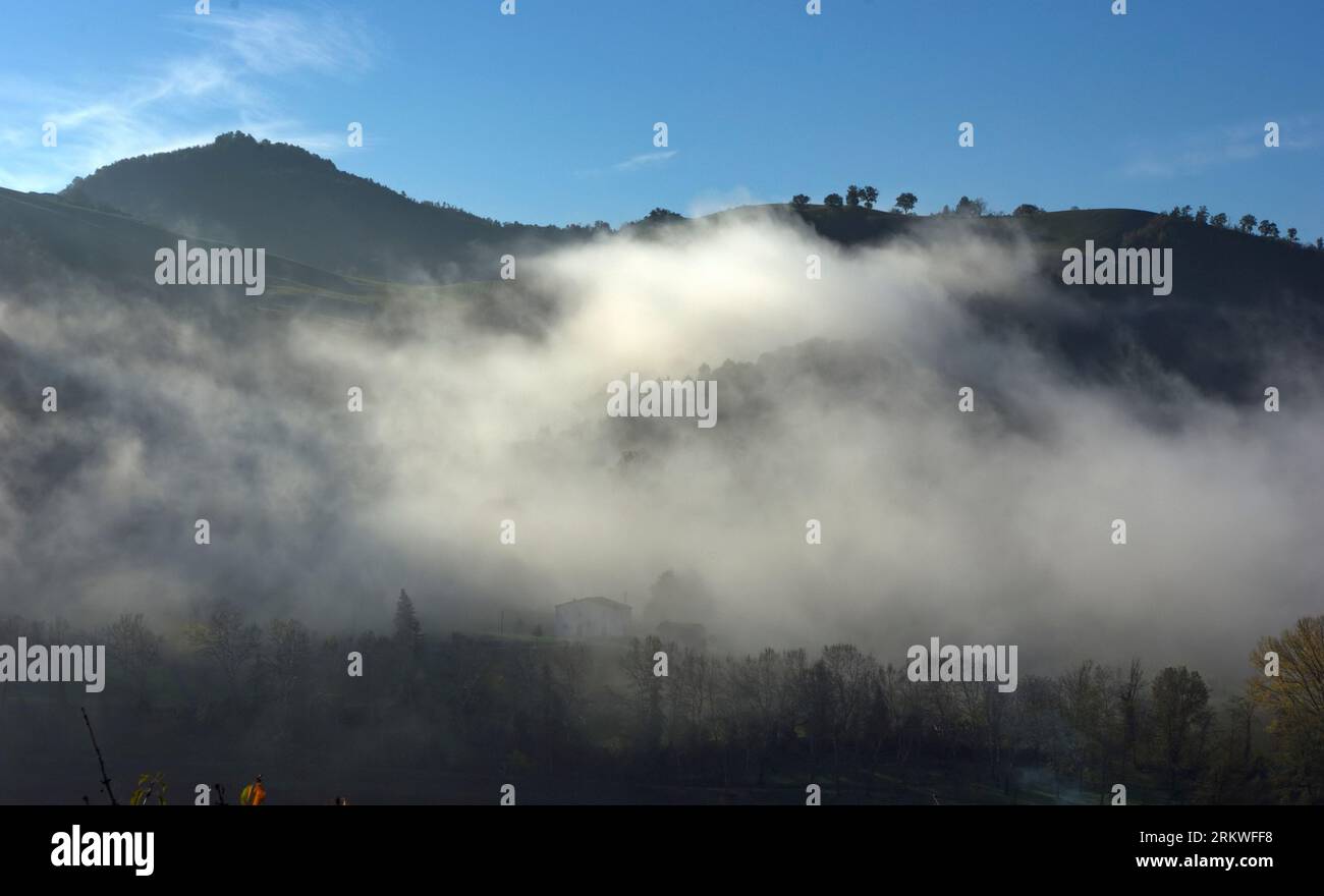 Valle nella nebbia hi-res stock photography and images - Alamy