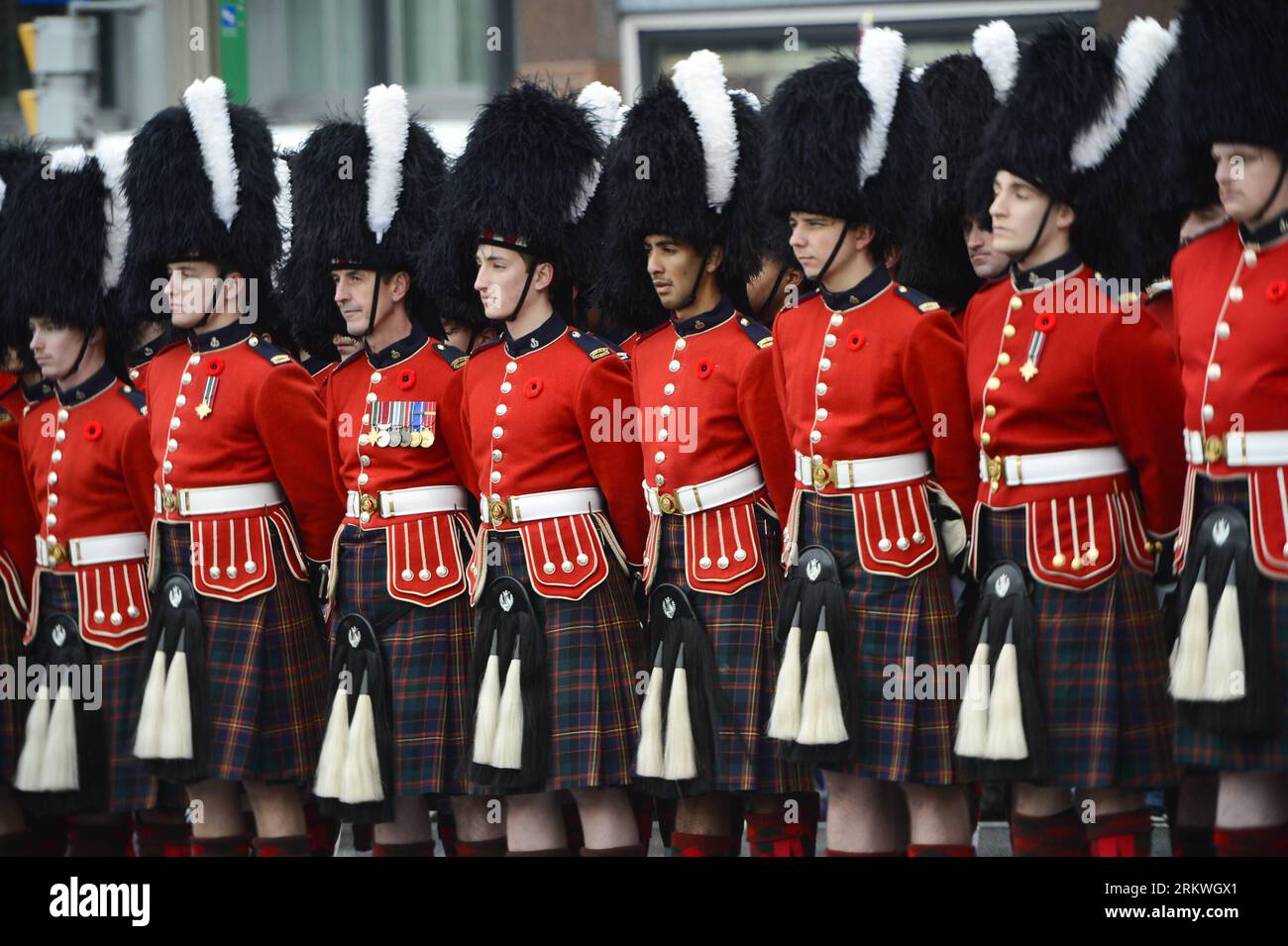 Soldiers in ceremonial uniform hi-res stock photography and images - Alamy