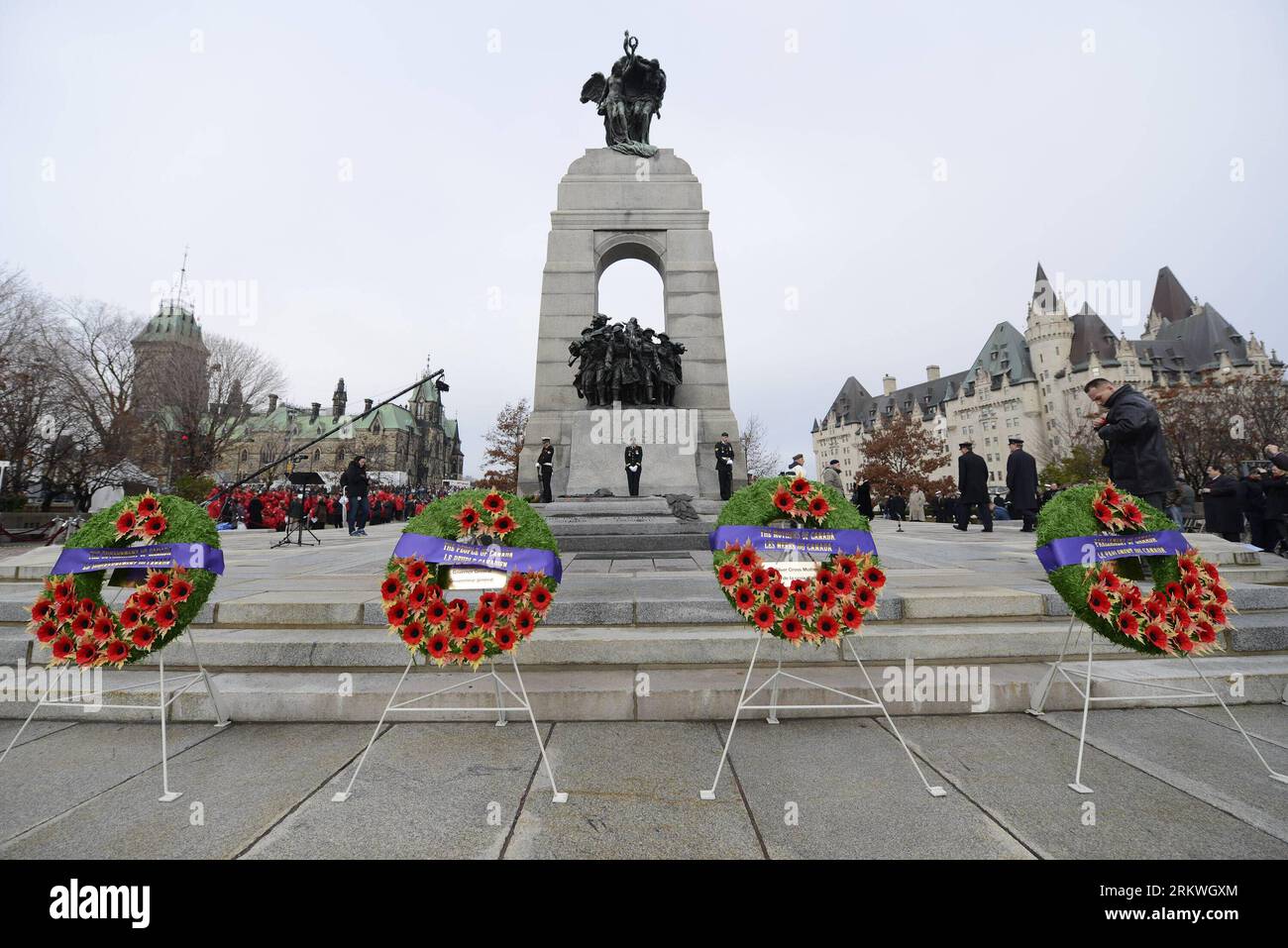 Tomb unknown soldier wreaths hi-res stock photography and images - Alamy