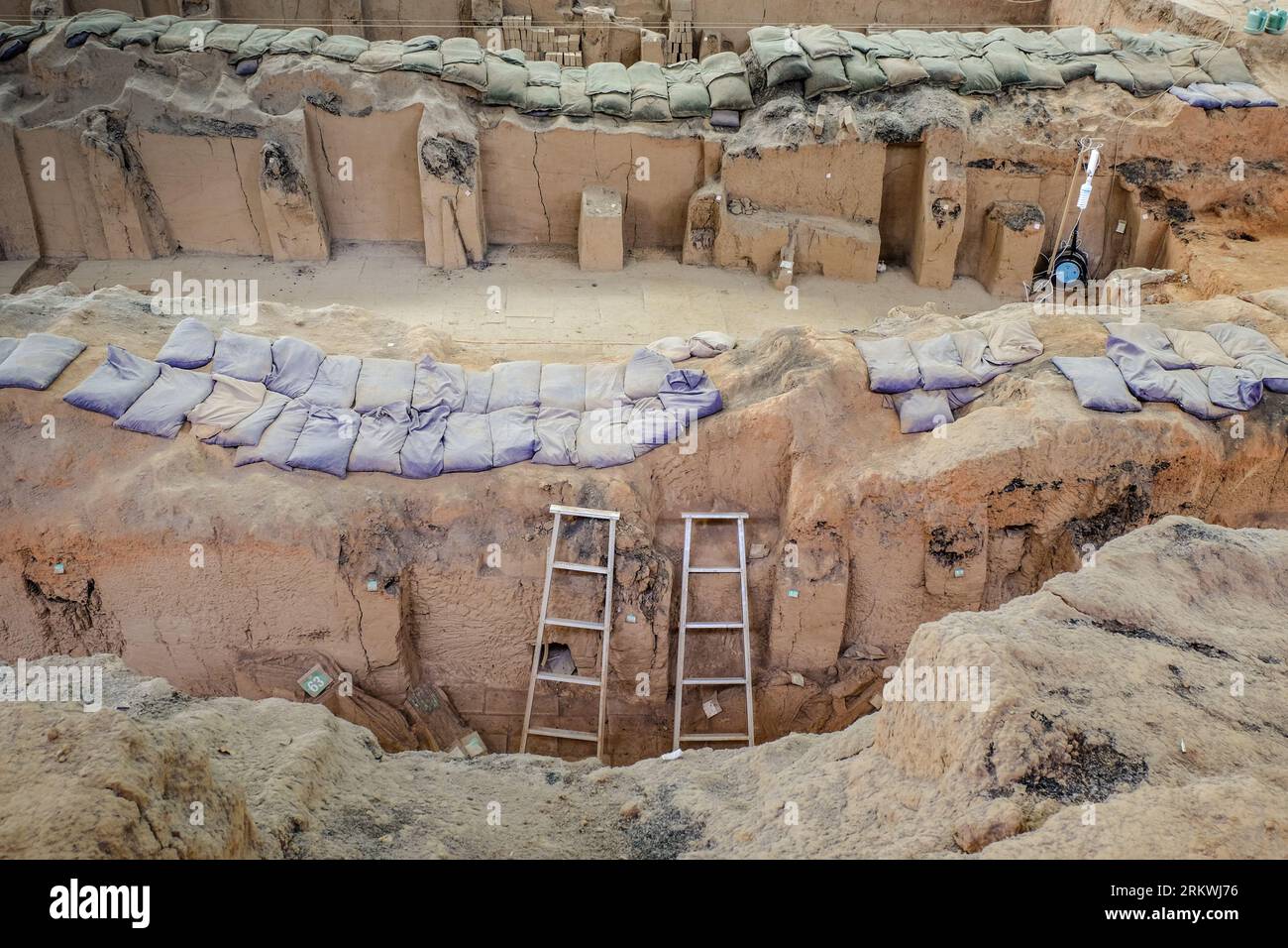Digging site at the Terracotta Army Museum, part of the Mausoleum of ...
