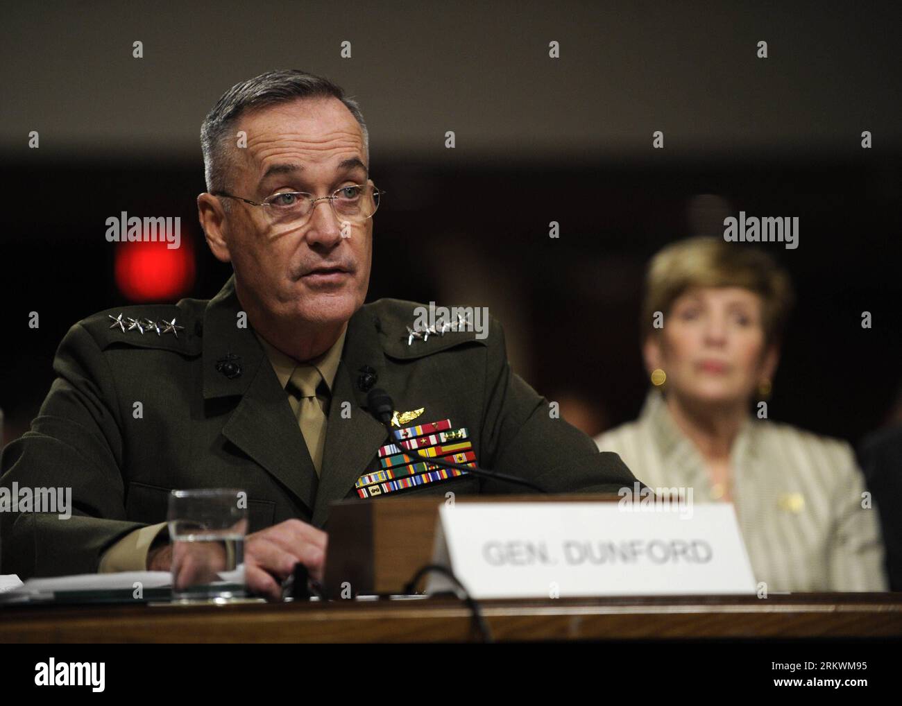 General joseph dunford hi-res stock photography and images - Alamy