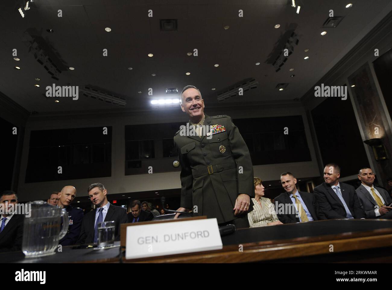 General joseph dunford hi-res stock photography and images - Alamy