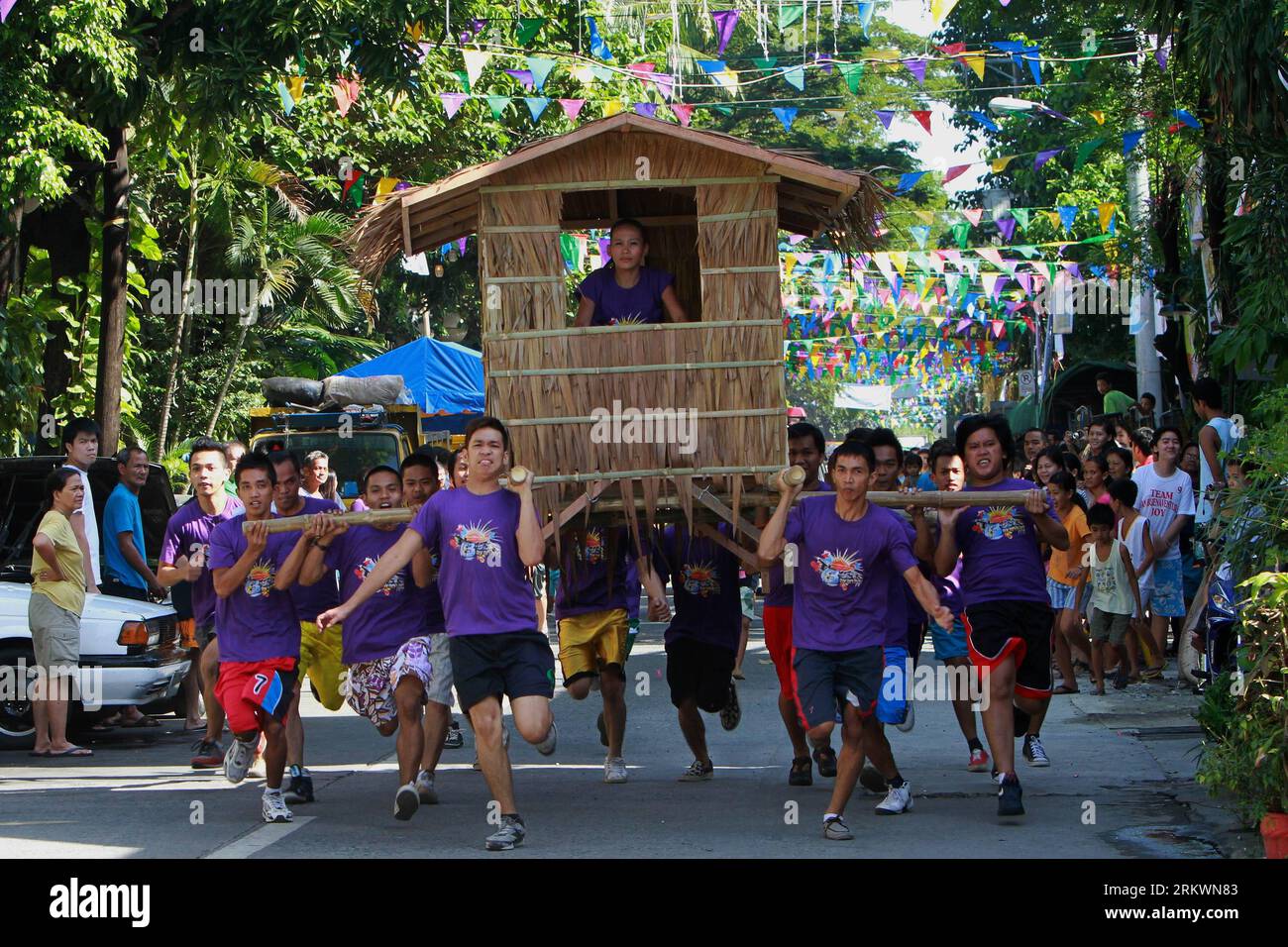 Bayanihan hi-res stock photography and images - Alamy
