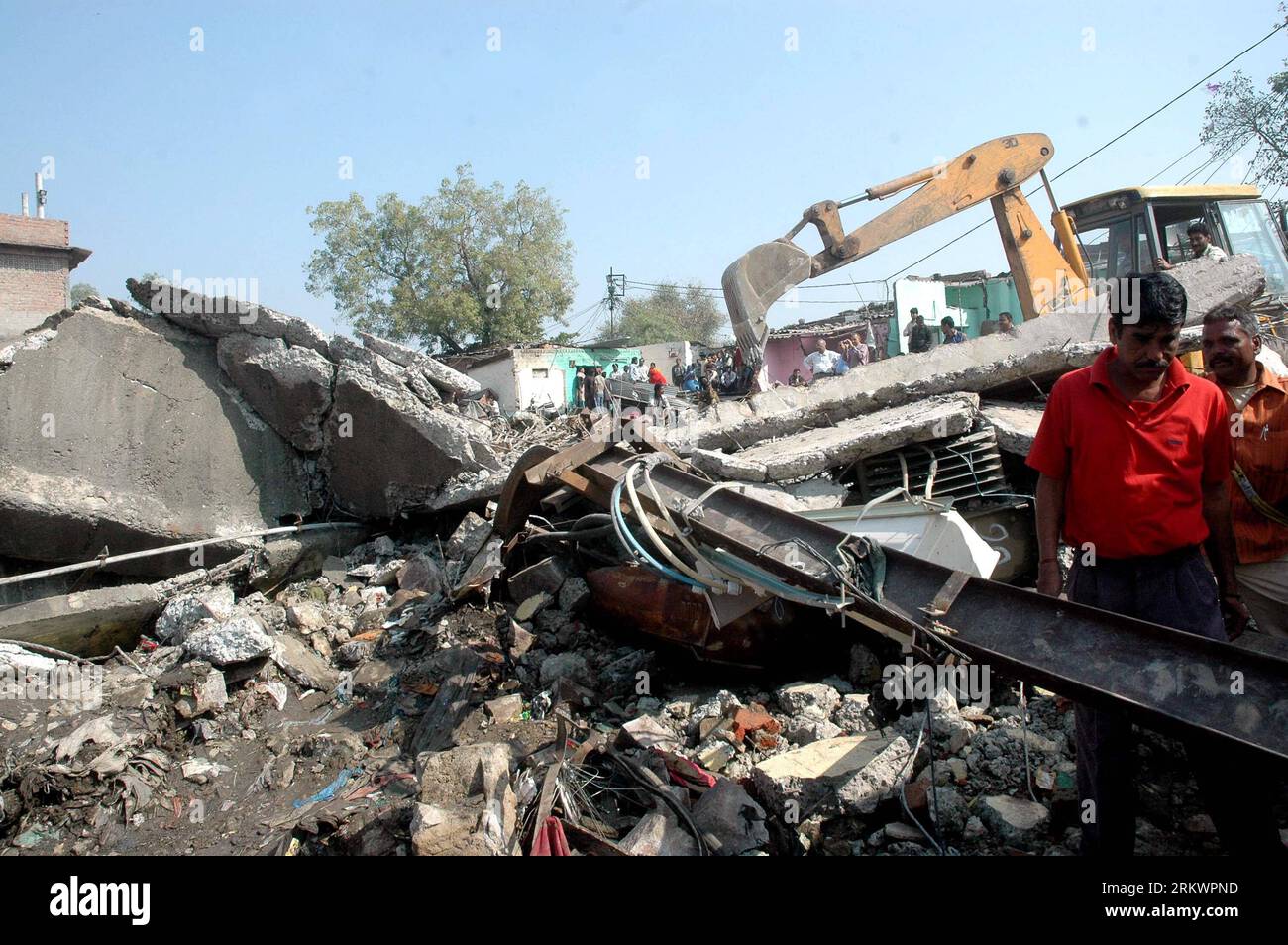 Bhopal slum hi-res stock photography and images - Alamy
