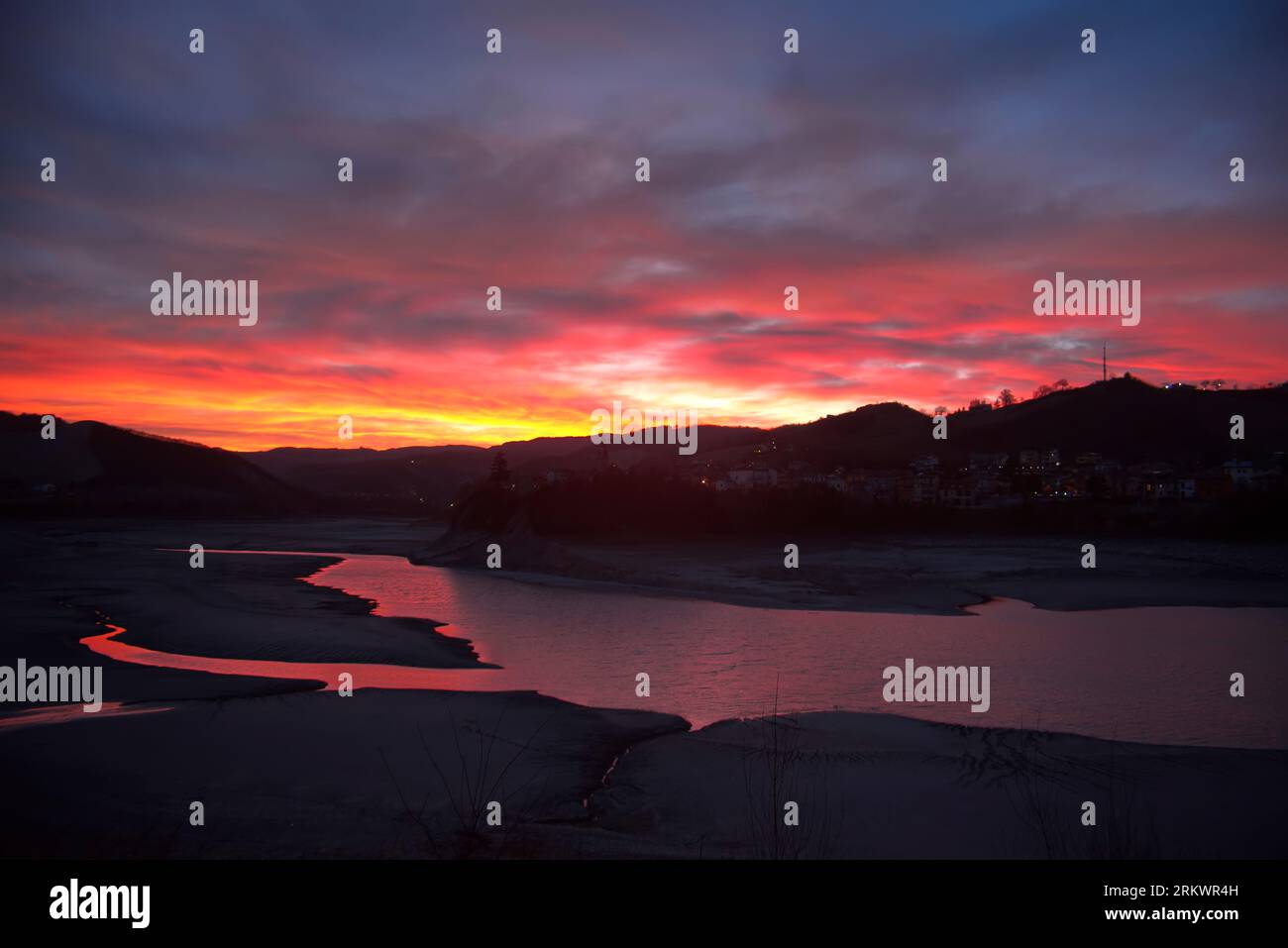 tramonto sul lago di Mercatale in secca Stock Photo - Alamy