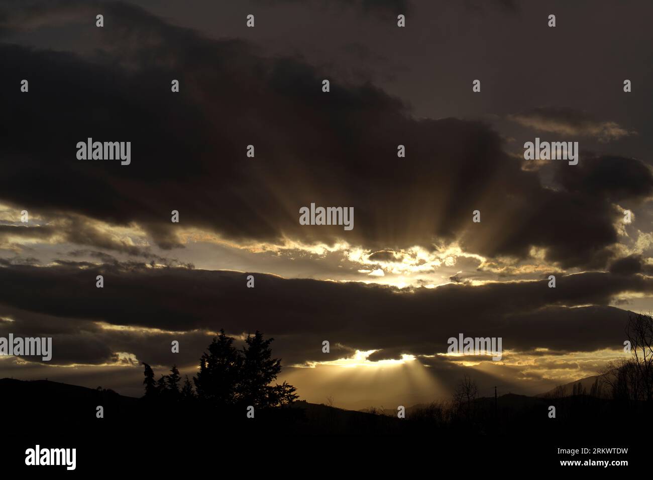 Cielo drammatico hi-res stock photography and images - Alamy