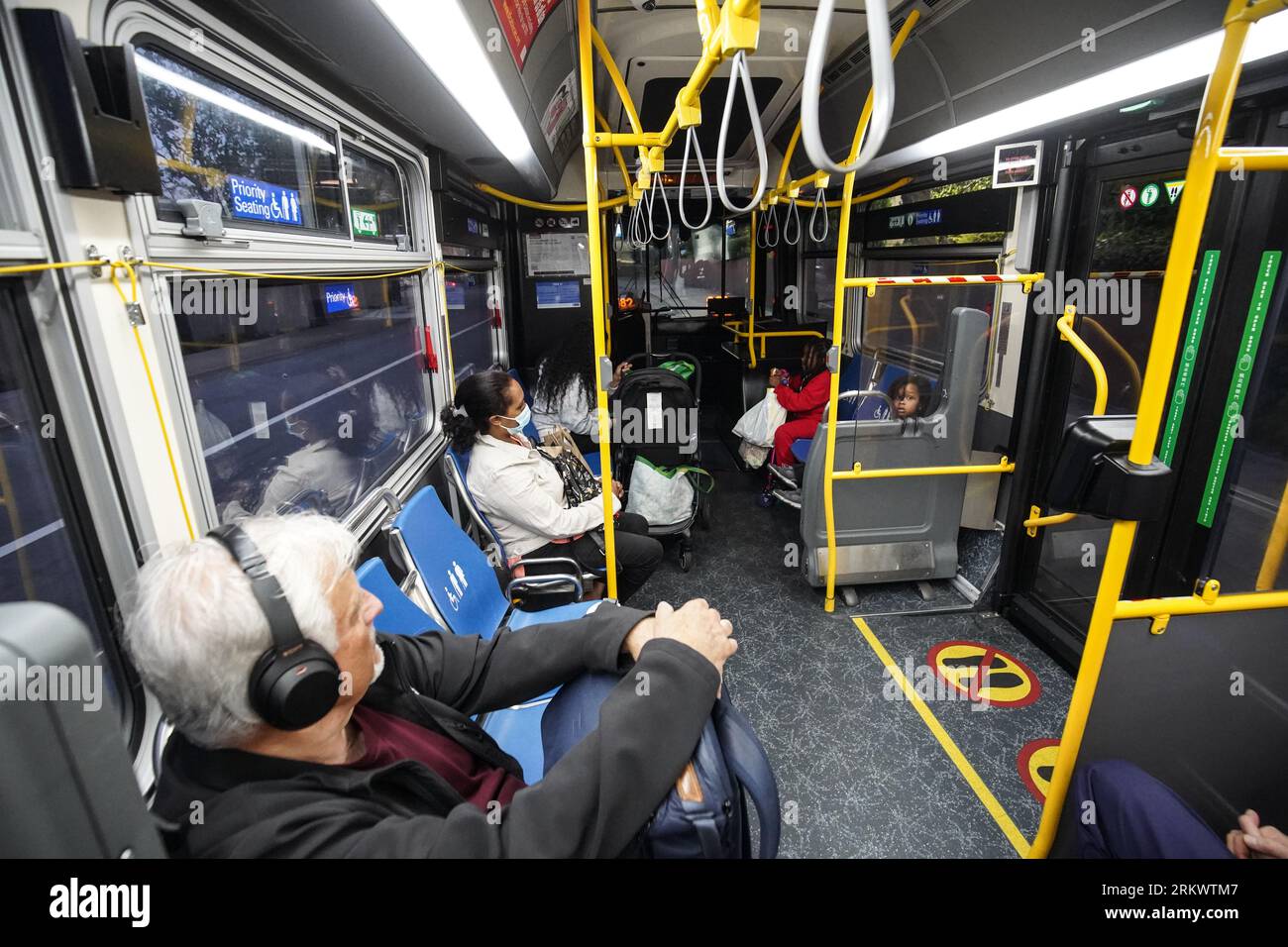 People take bus in San Francisco at night Stock Photo - Alamy