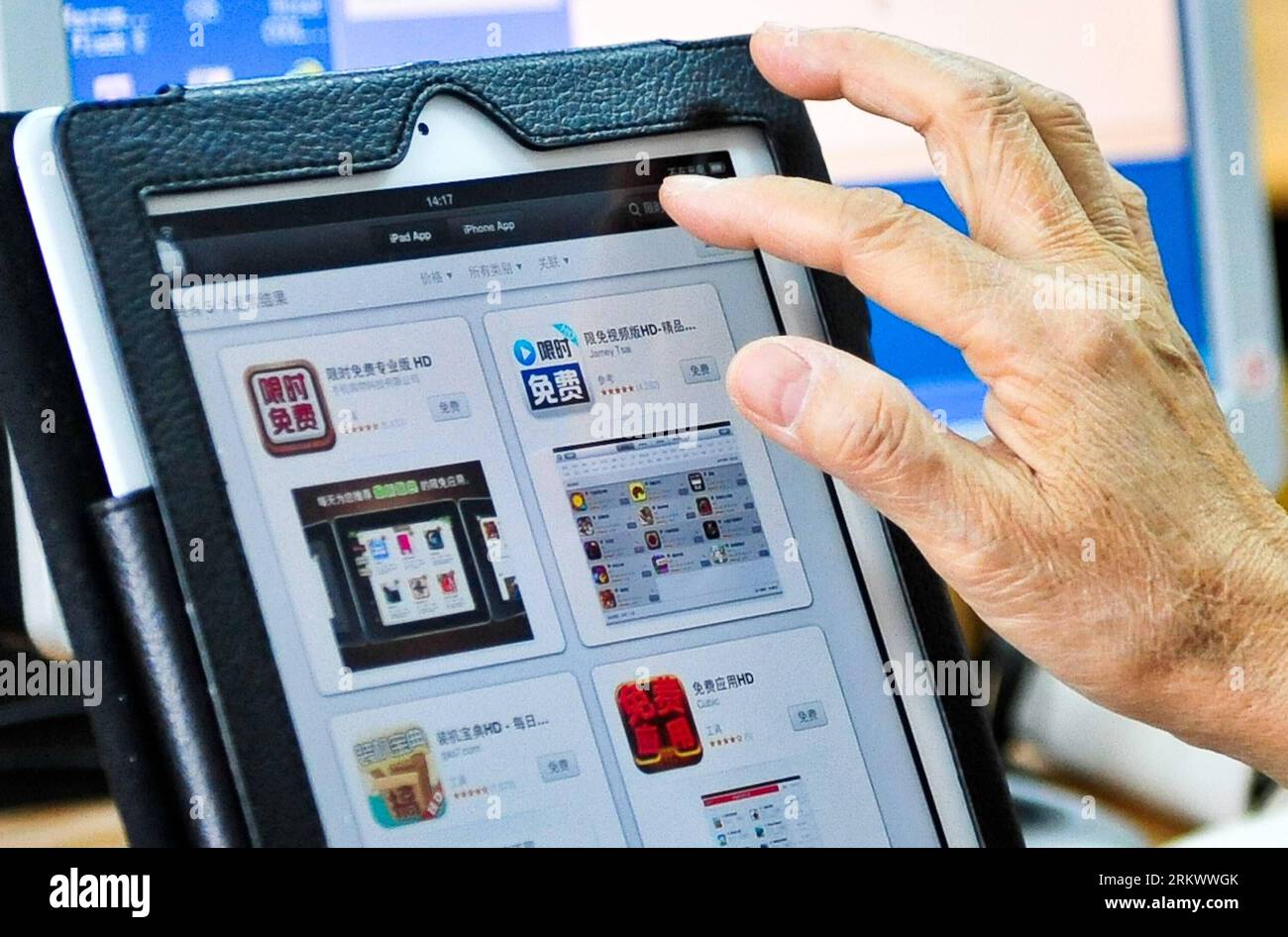 Online rentner hi-res stock photography and images - Alamy