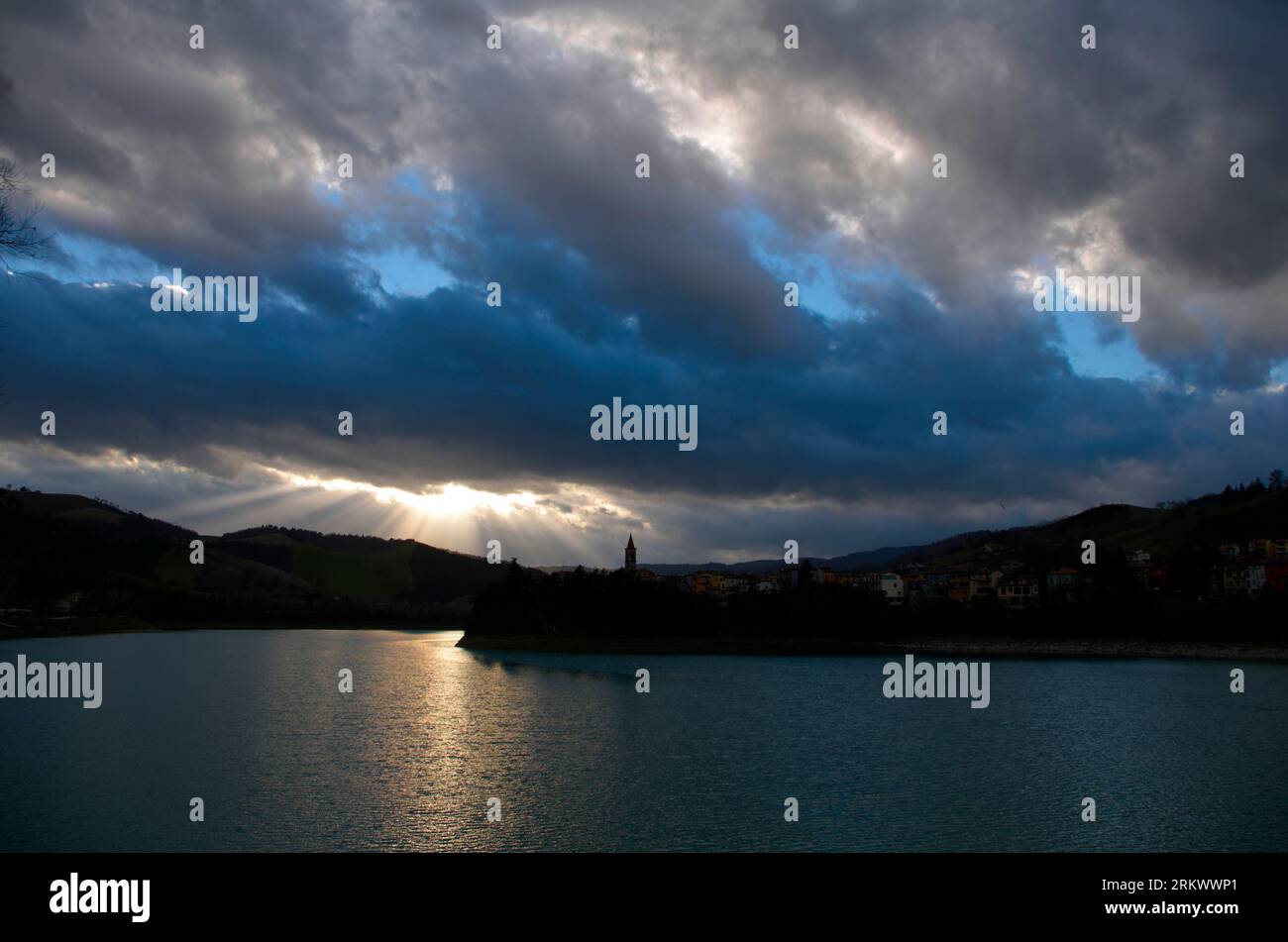 ultimo sole sul lago di Mercatale Stock Photo - Alamy