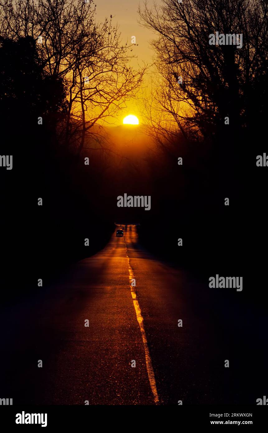 tramonto in fondo alla via Stock Photo - Alamy