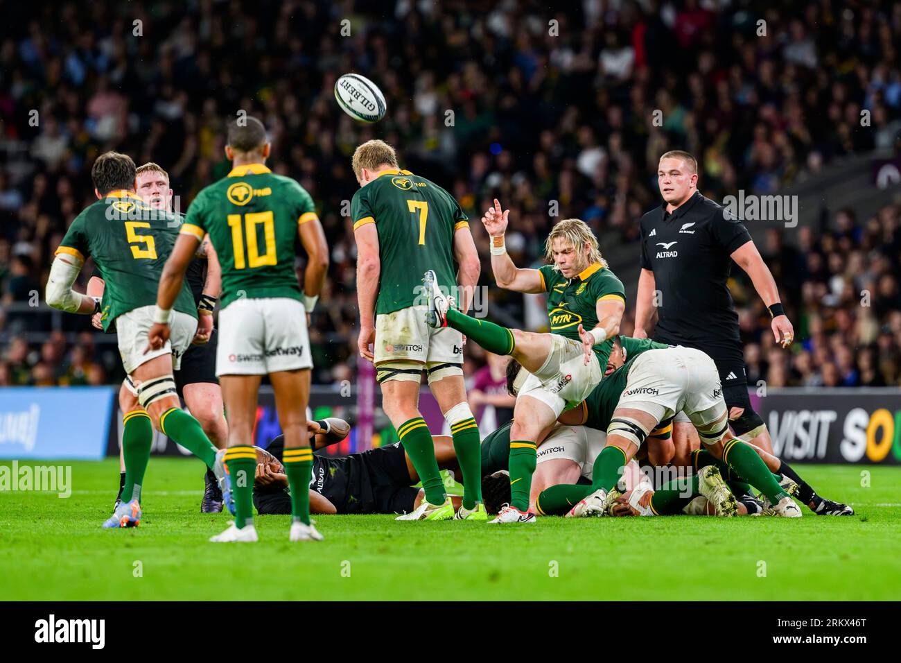 LONDON, UNITED KINGDOM. 25st, Aug 23. Faf de Klerk of Springboks (left ...