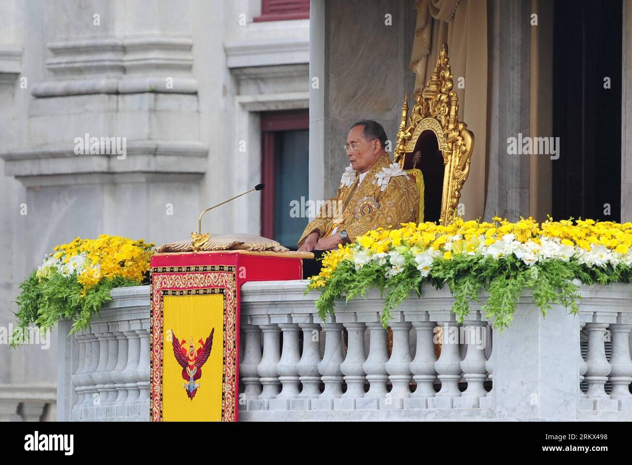 Celebrats birthday hi-res stock photography and images - Alamy