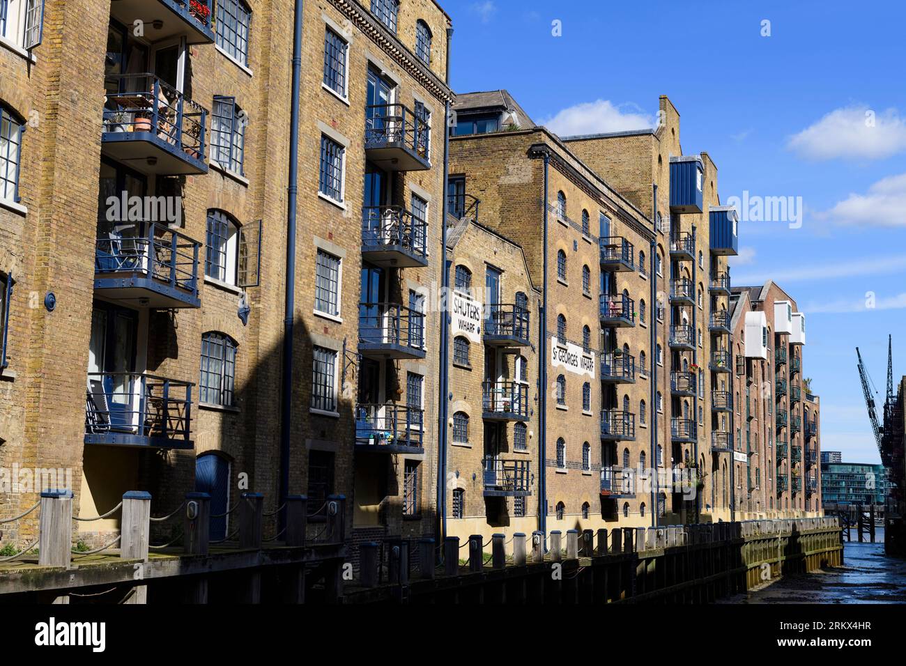 Thames warehouse docks hi-res stock photography and images - Alamy
