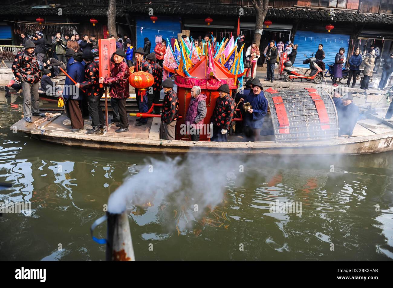 China bride price hi-res stock photography and images - Alamy