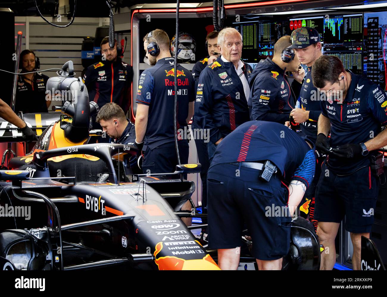 ZANDVOORT - Helmut Marko and Max Verstappen (Red Bull Racing) during ...