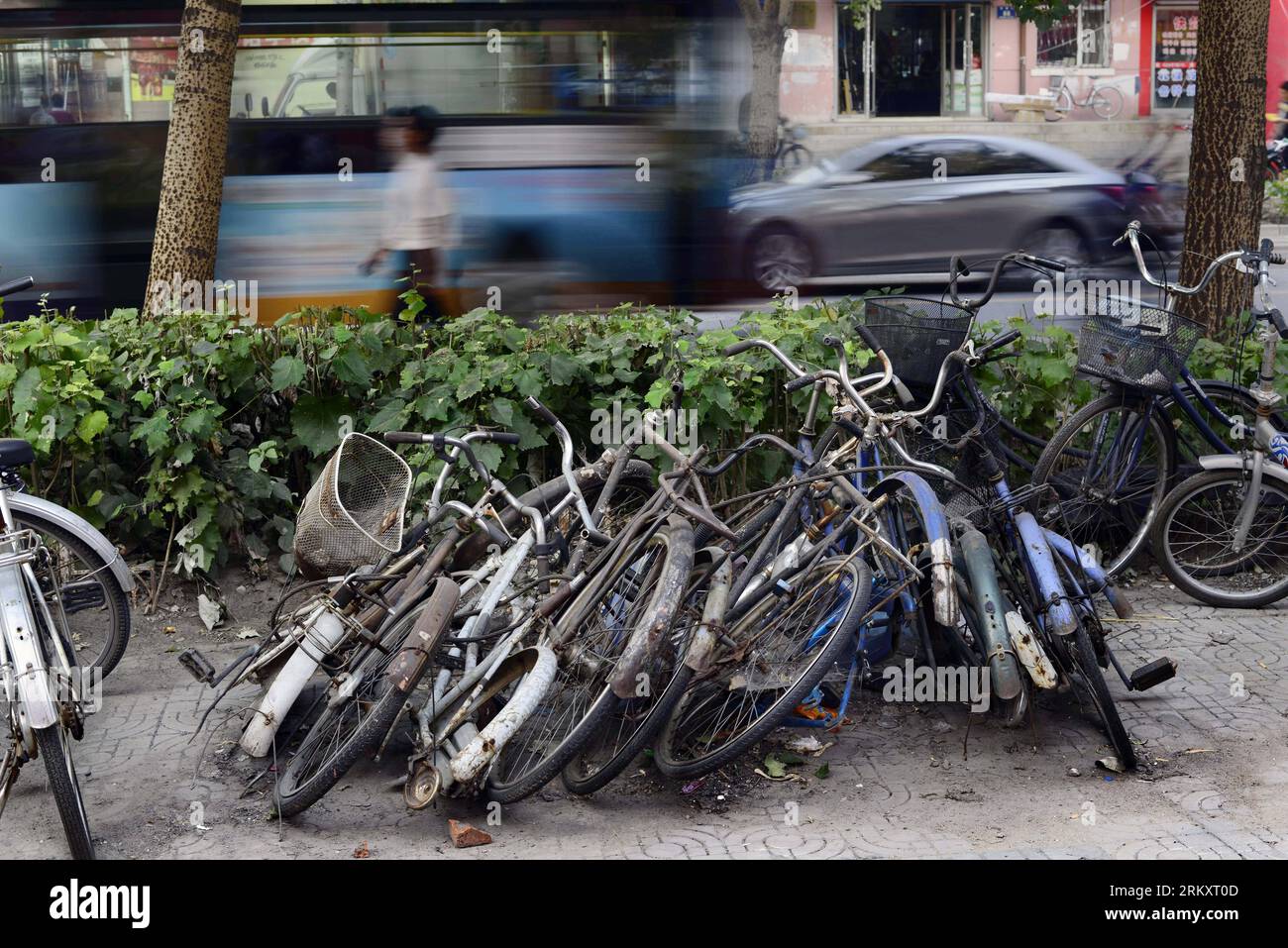 China bicycles 1970s hi-res stock photography and images - Alamy