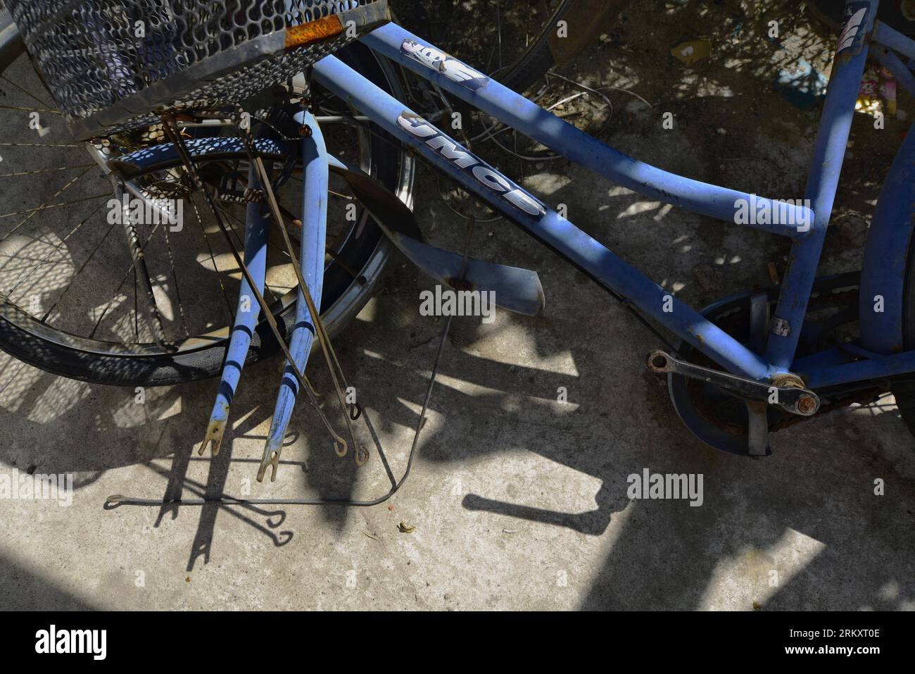 China bicycles 1970s hi-res stock photography and images - Alamy